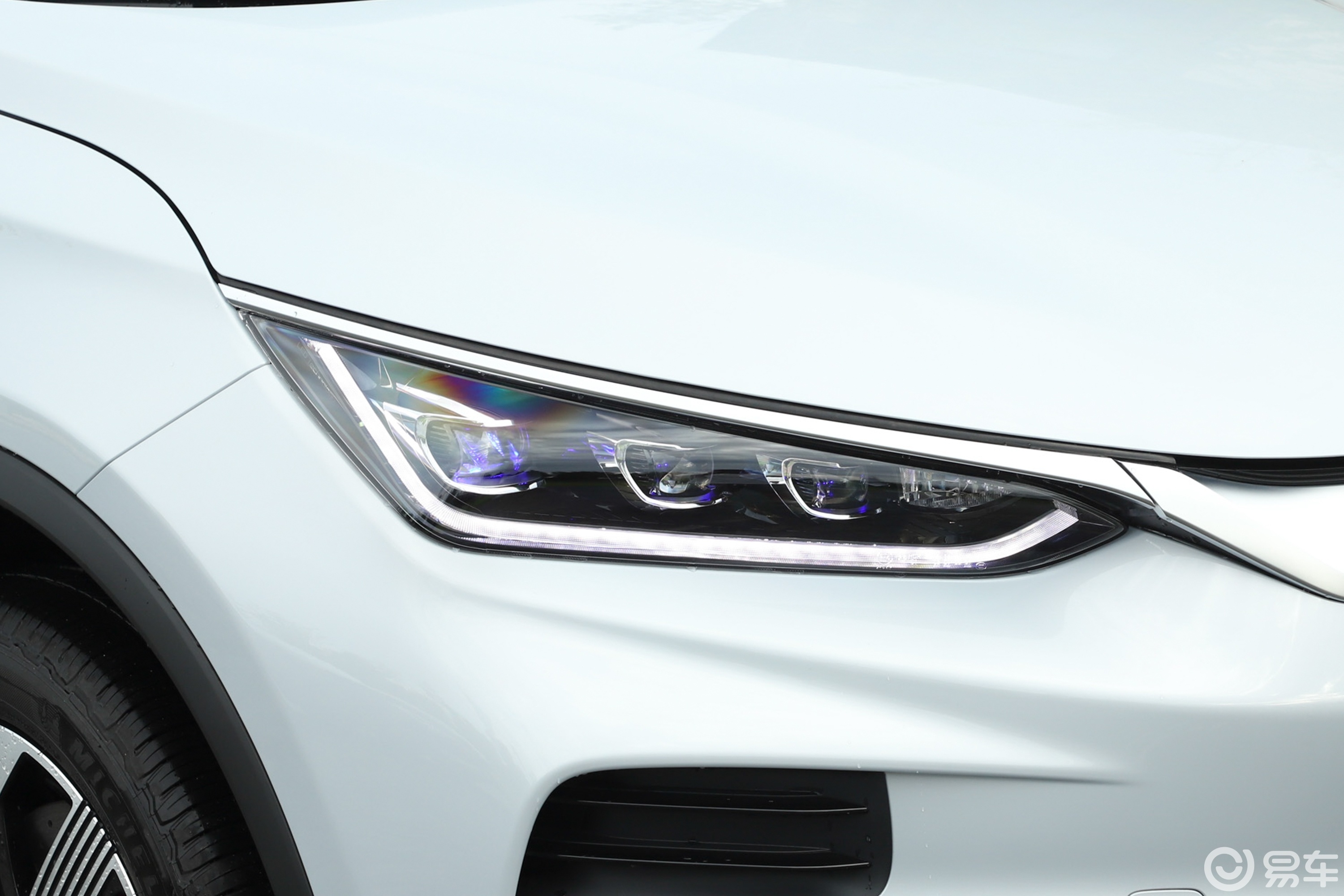 【唐新能源EV 冠军版 730km 前驱尊享型 7座大灯侧45度俯拍图片-汽车图片大全】-易车