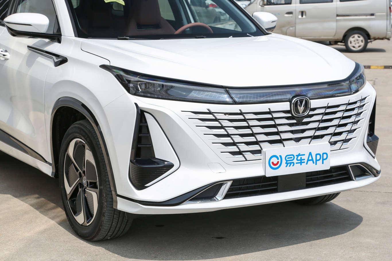 【长安CS75PLUS 智电iDD1.5T 150km 智领型前格栅侧俯拍图片-汽车图片大全】-易车