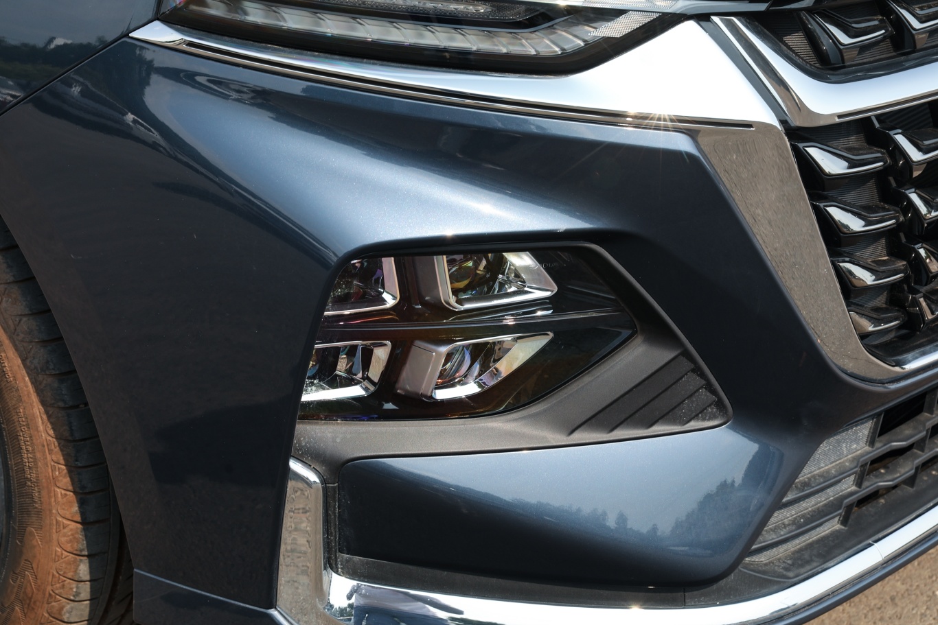 【五菱凯捷280T CVT超越型大灯侧45度俯拍图片-汽车图片大全】-易车