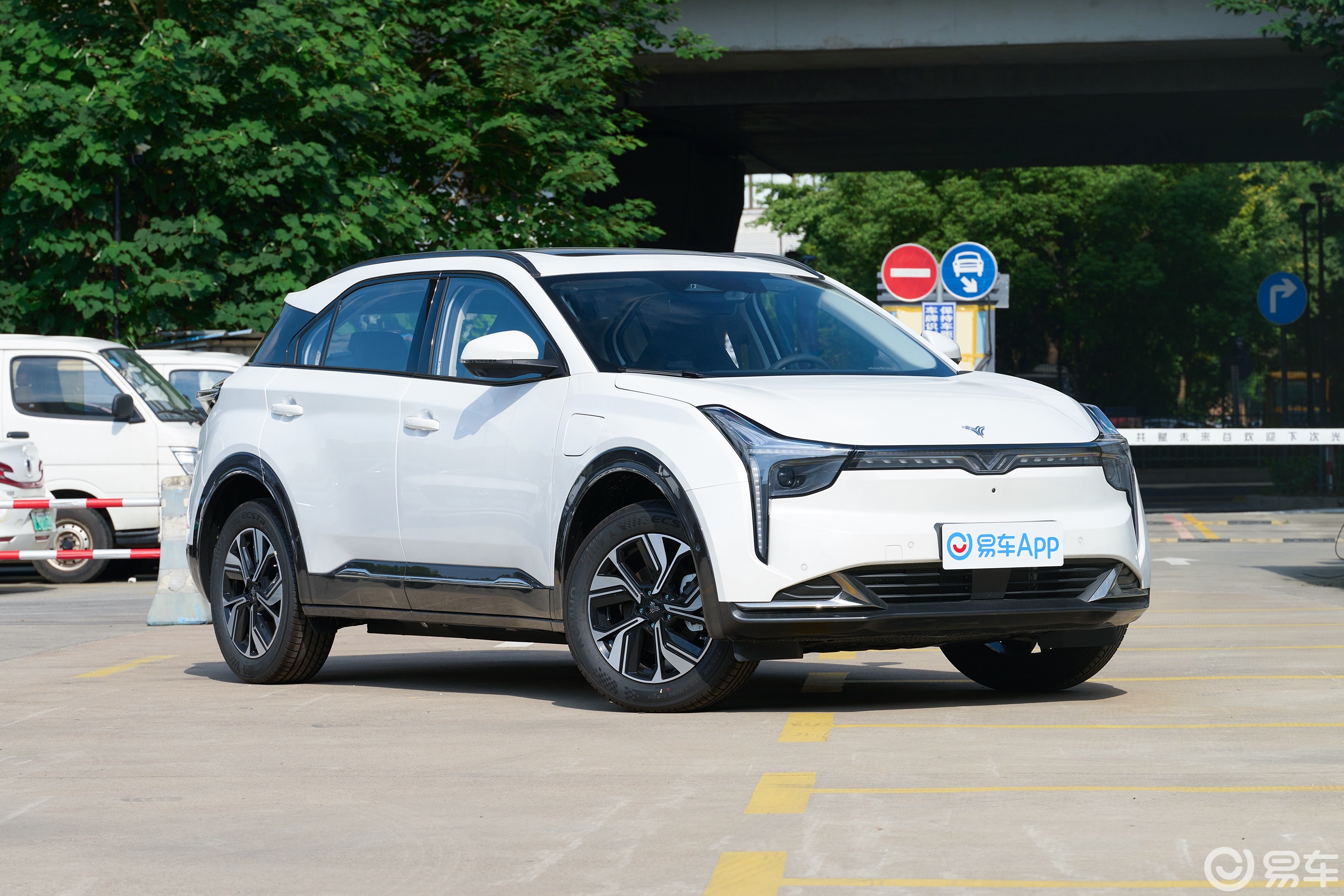 【哪吒U哪吒U-Ⅱ挑战版 501km 磷酸铁锂图片-汽车图片大全】-易车