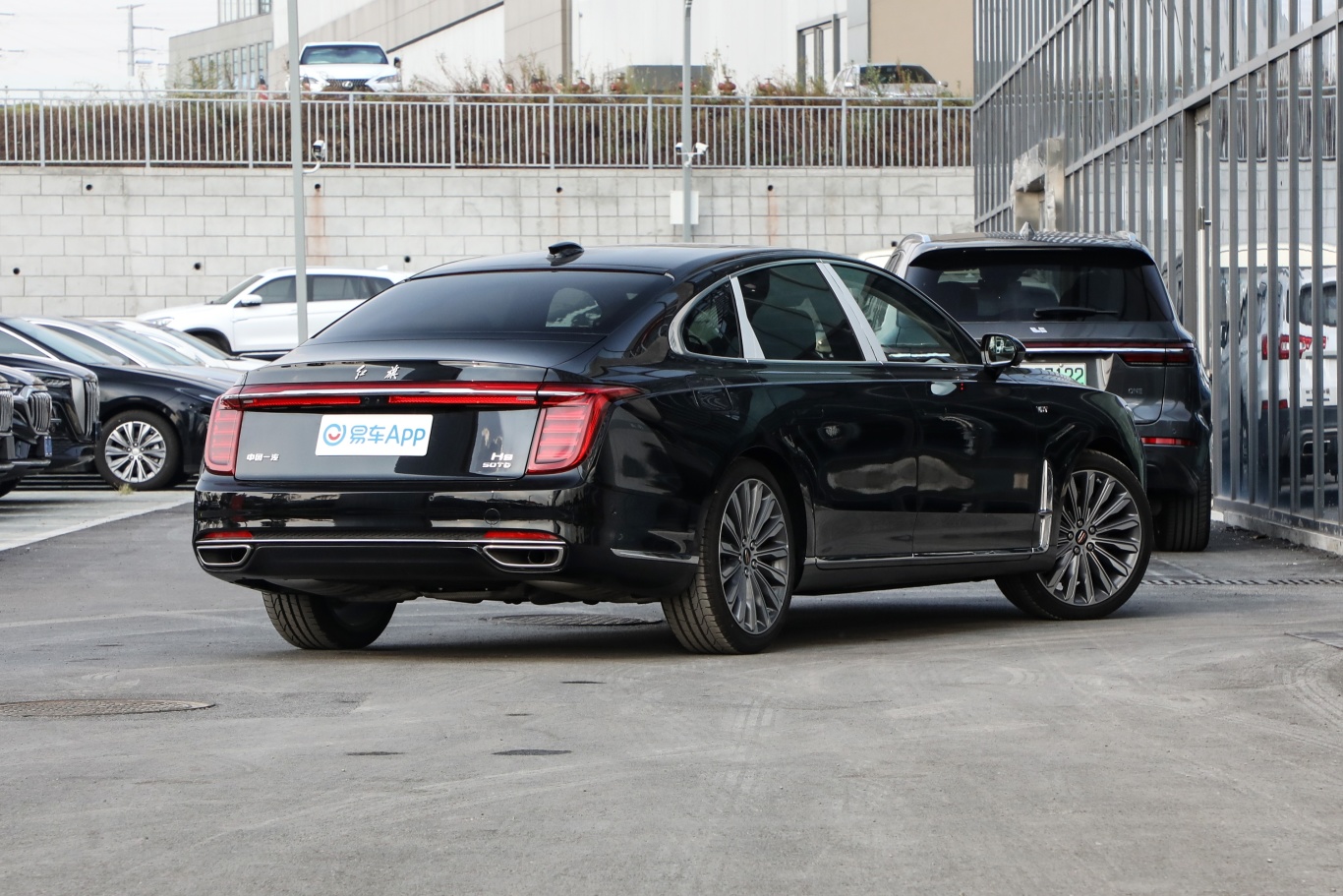 【红旗H93.0T 智联旗领版 4座侧后45度车头向右水平图片-汽车图片大全】-易车