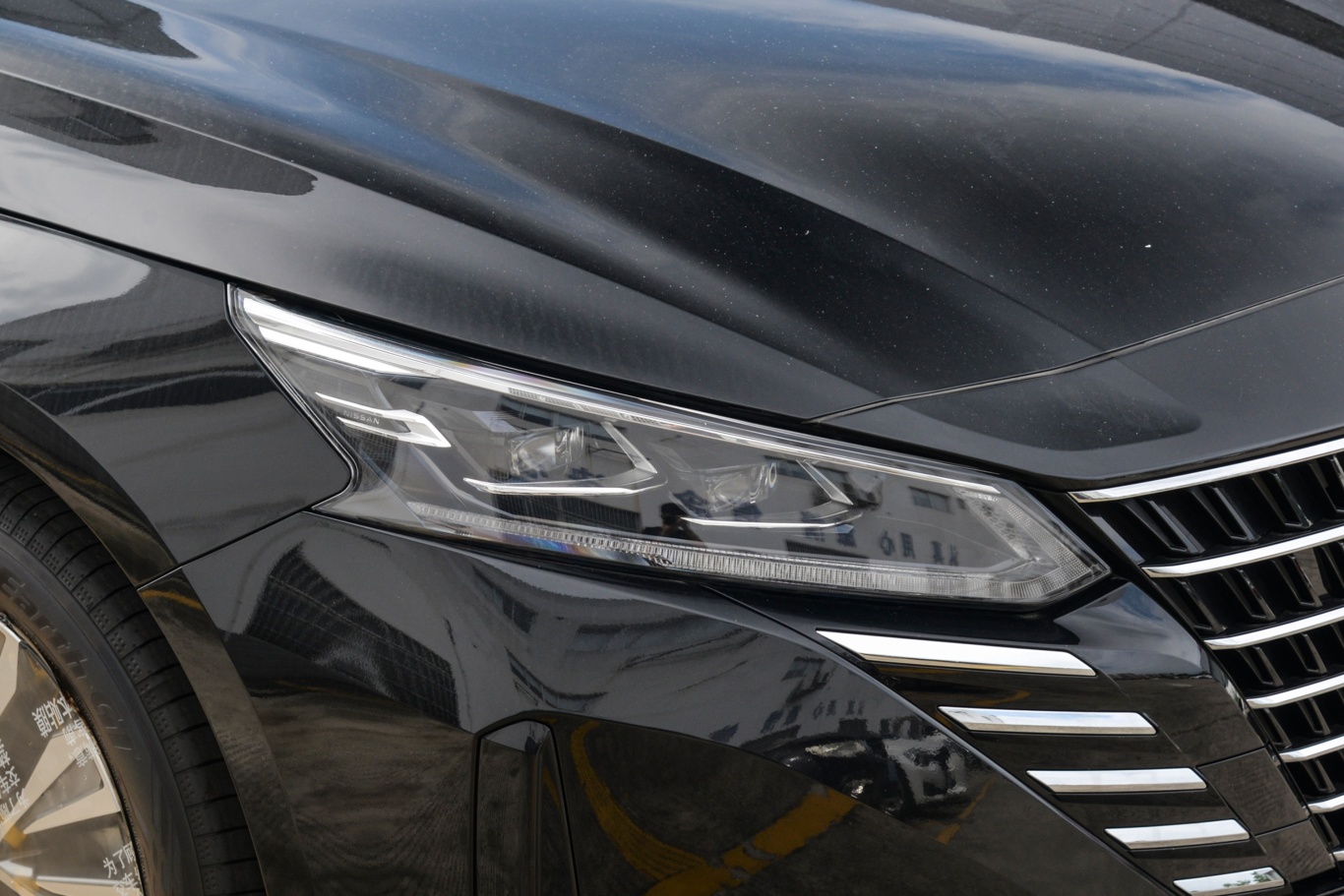 【天籁2.0L XL-TLS 悦享版大灯侧45度俯拍图片-汽车图片大全】-易车