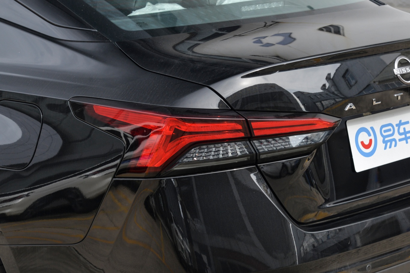 【天籁2.0L XL-TLS 悦享版尾灯侧45度俯拍图片-汽车图片大全】-易车