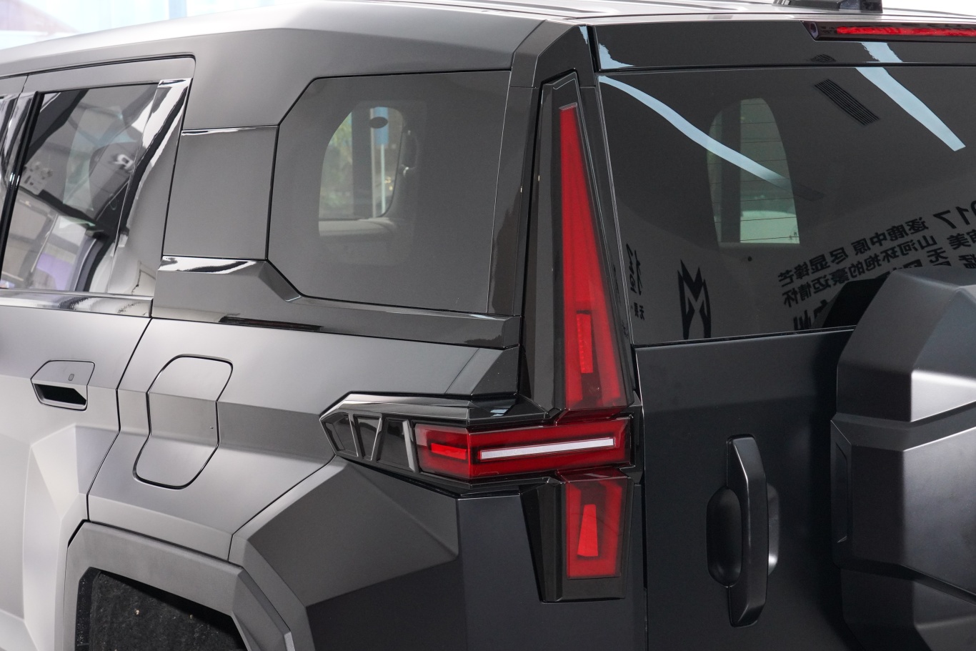 【猛士917增程版 200km尾灯侧45度俯拍图片-汽车图片大全】-易车