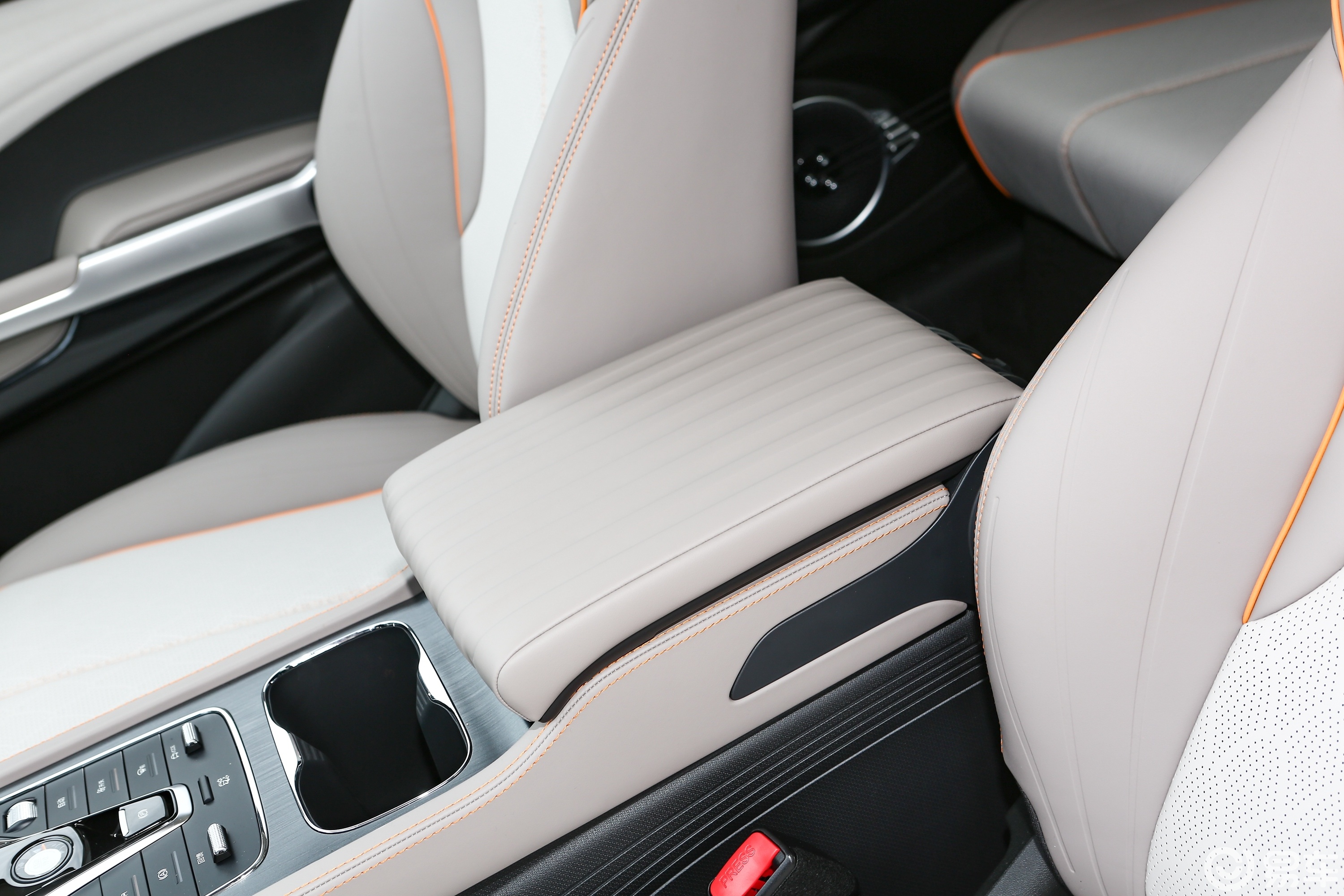 【元PLUS冠军版 510km 超越型前排中央扶手图片-汽车图片大全】-易车