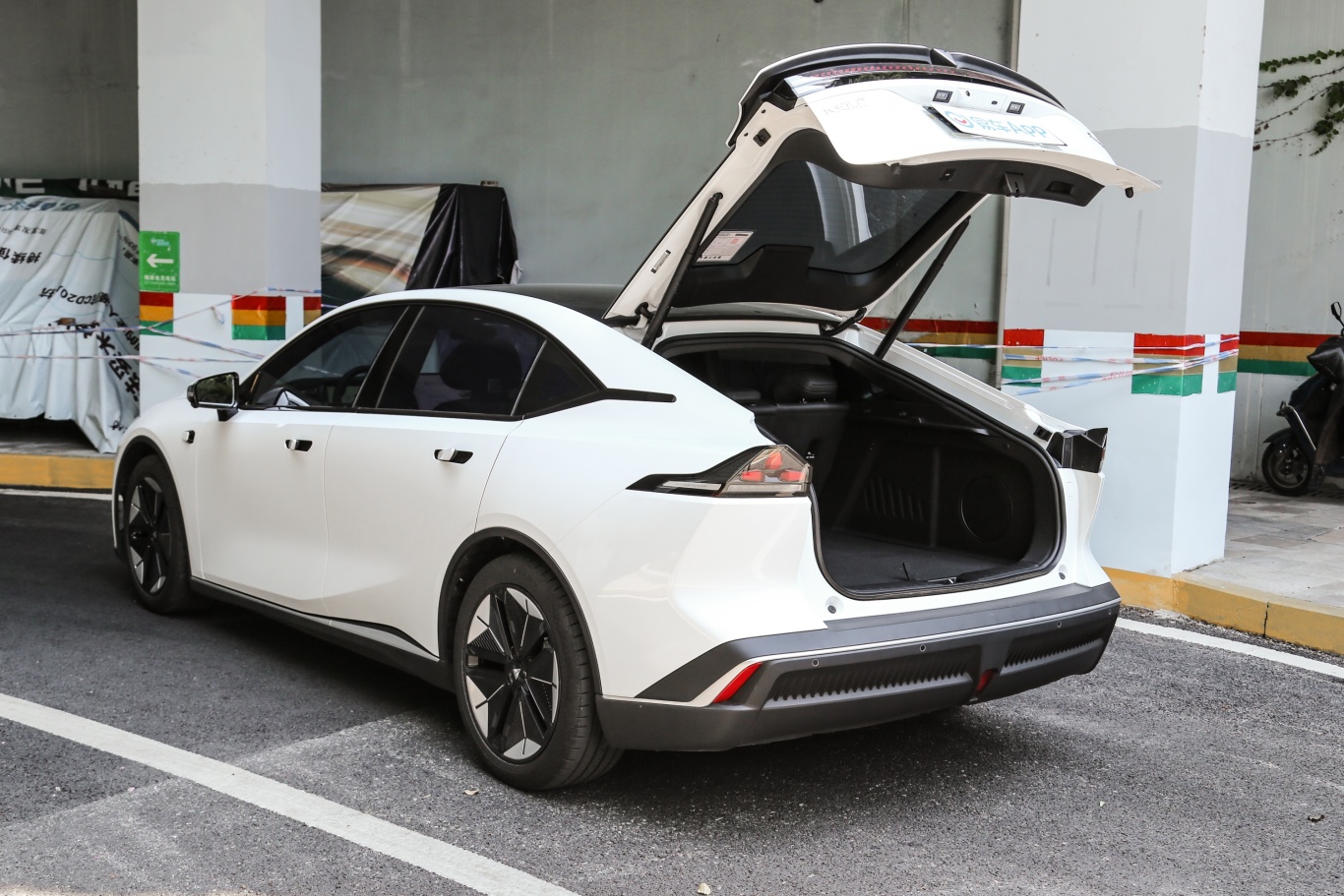 【深蓝SL03纯电版 515km Max后备厢开启45度侧拍图片-汽车图片大全】-易车