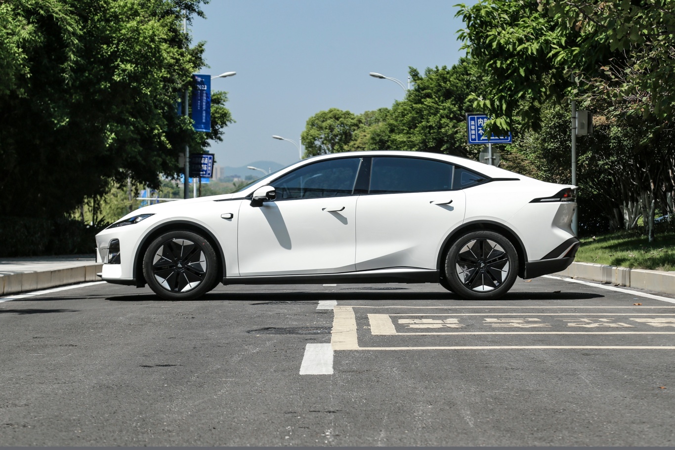 【深蓝SL03纯电版 515km Max正侧车头向左水平图片-汽车图片大全】-易车