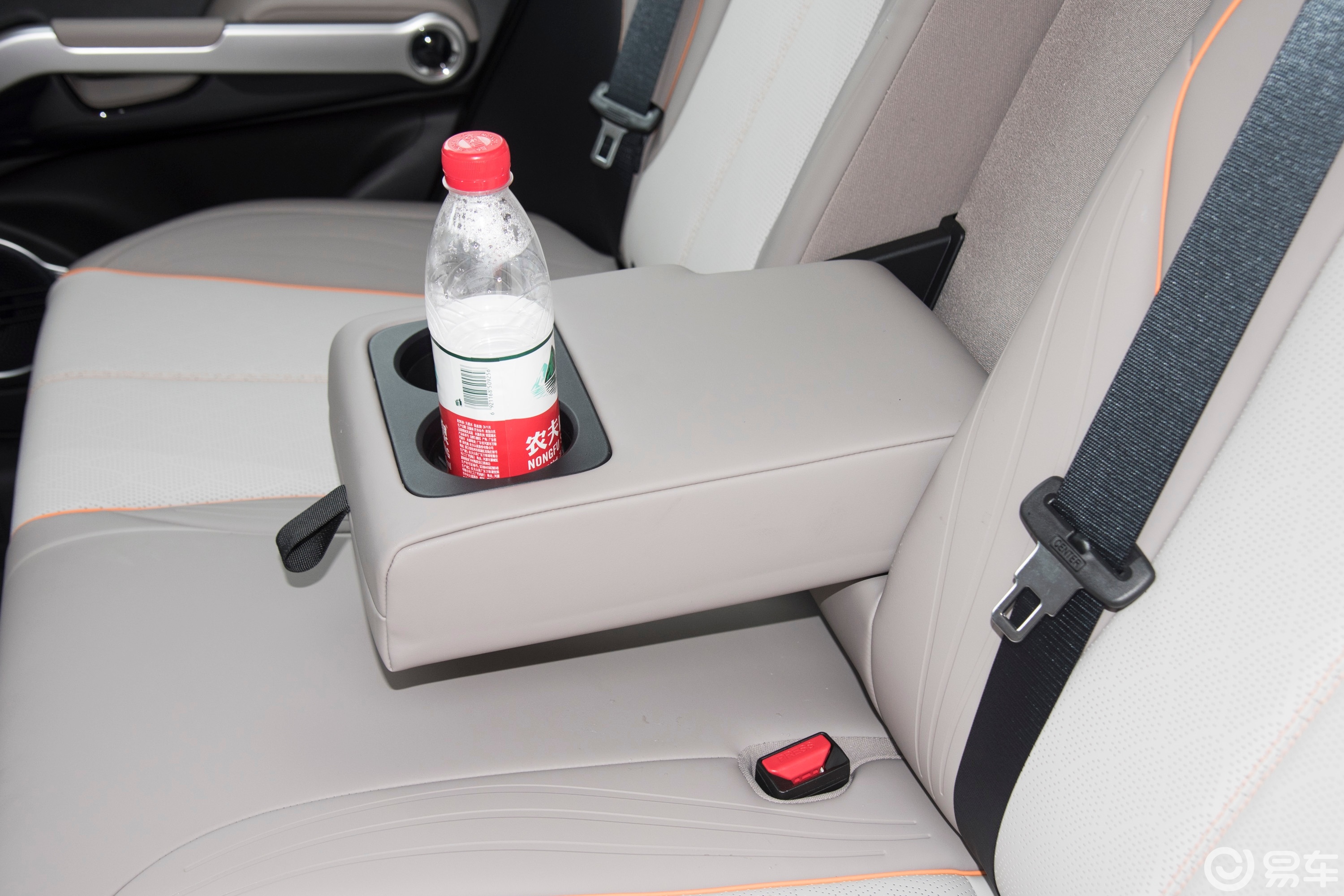 【元PLUS冠军版 510km 领先型后排杯架图片-汽车图片大全】-易车