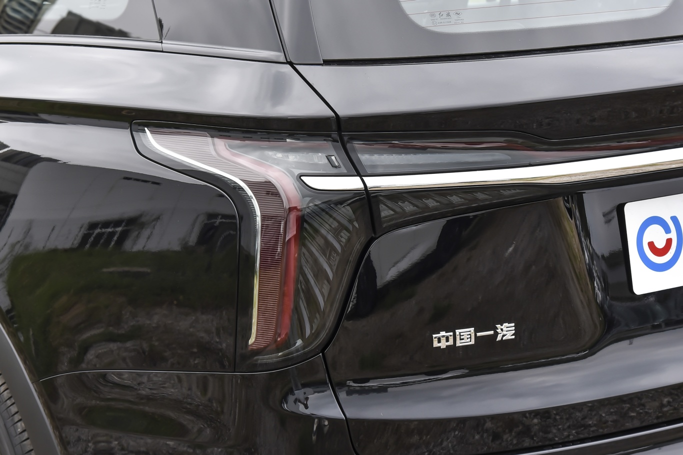 【红旗HS72.0T 两驱旗享版 7座尾灯侧45度俯拍图片-汽车图片大全】-易车