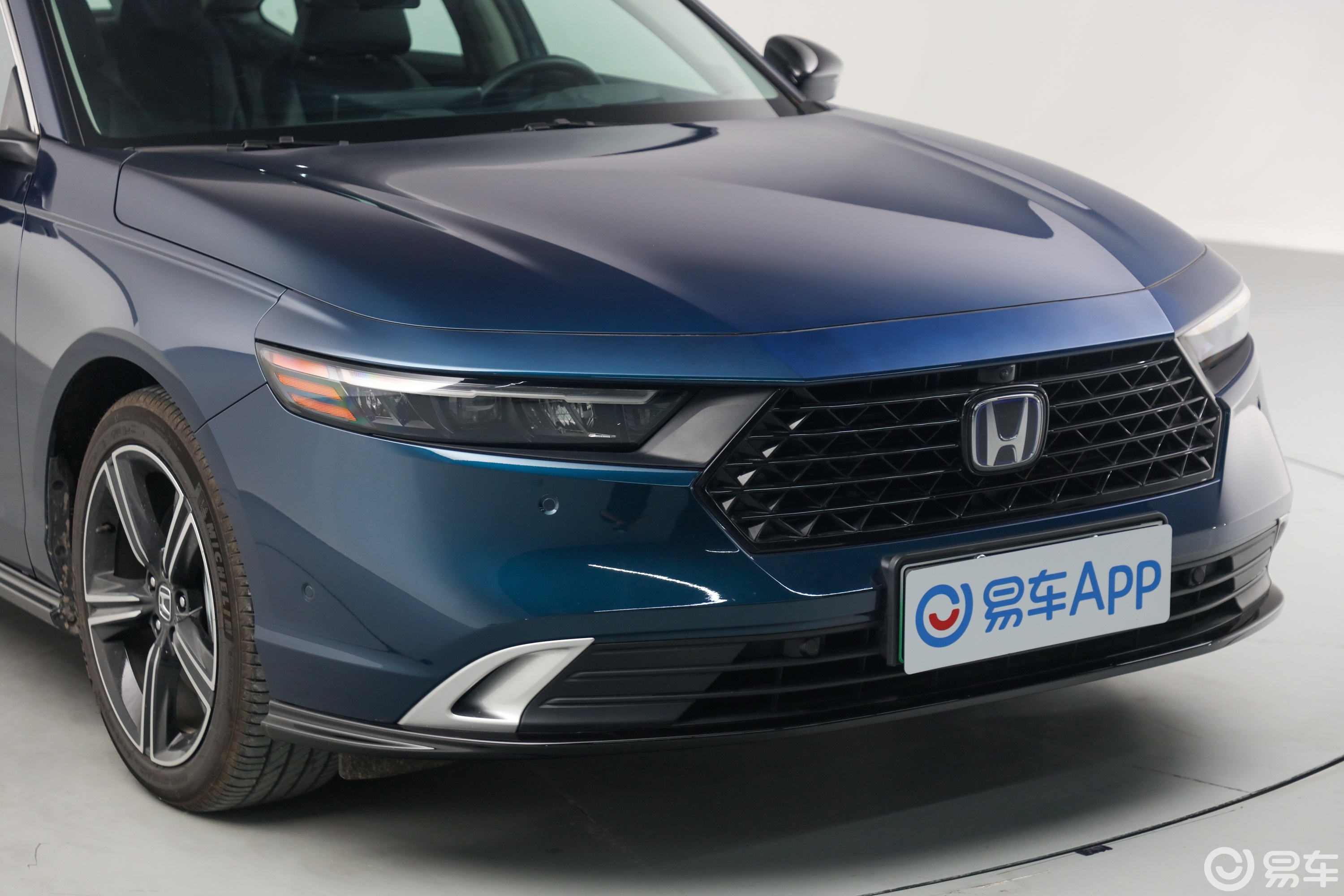 【雅阁 e:PHEV2.0L 82km 旗舰版前格栅侧俯拍图片-汽车图片大全】-易车