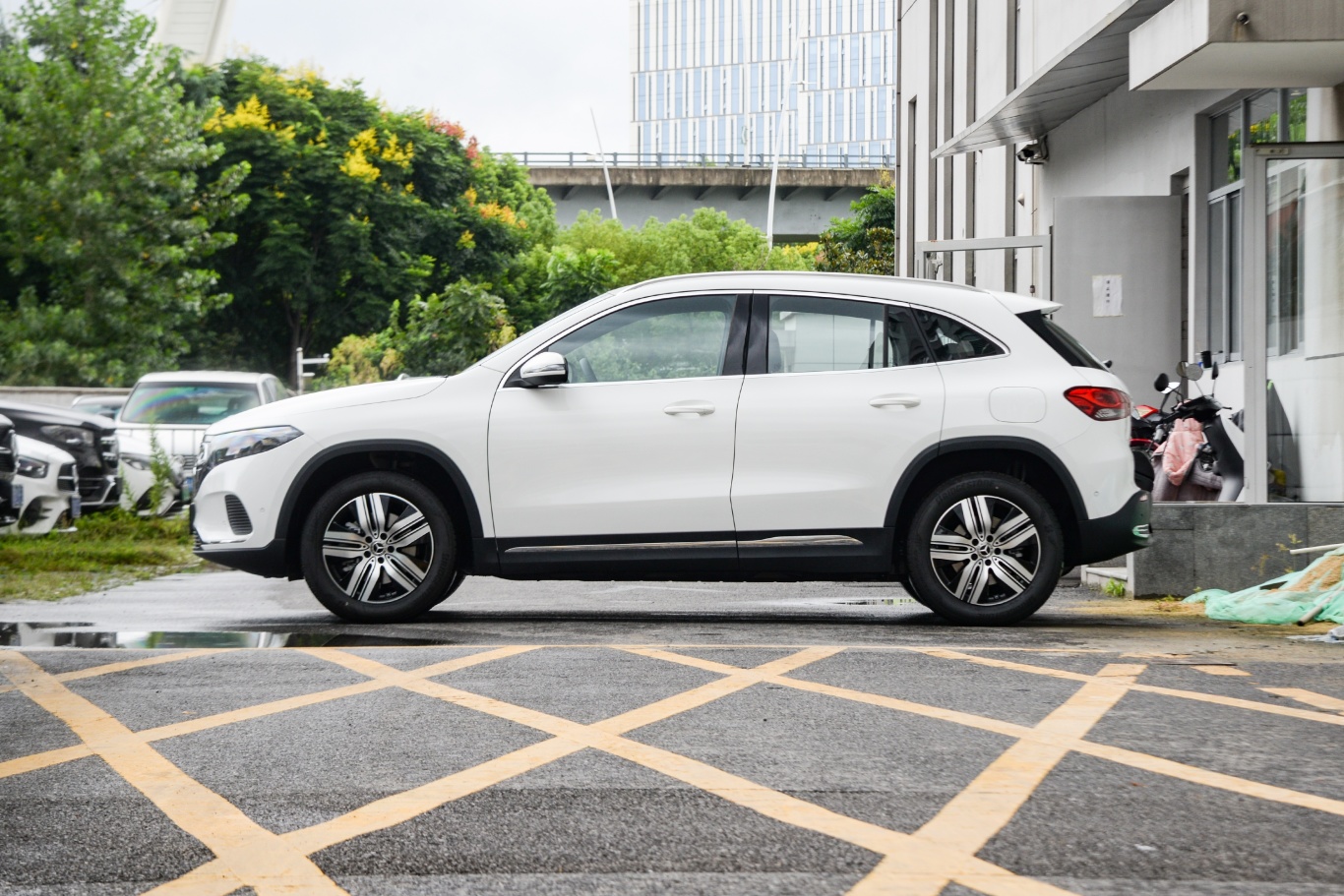 【奔驰EQA改款 EQA 260正侧车头向左水平图片-汽车图片大全】-易车