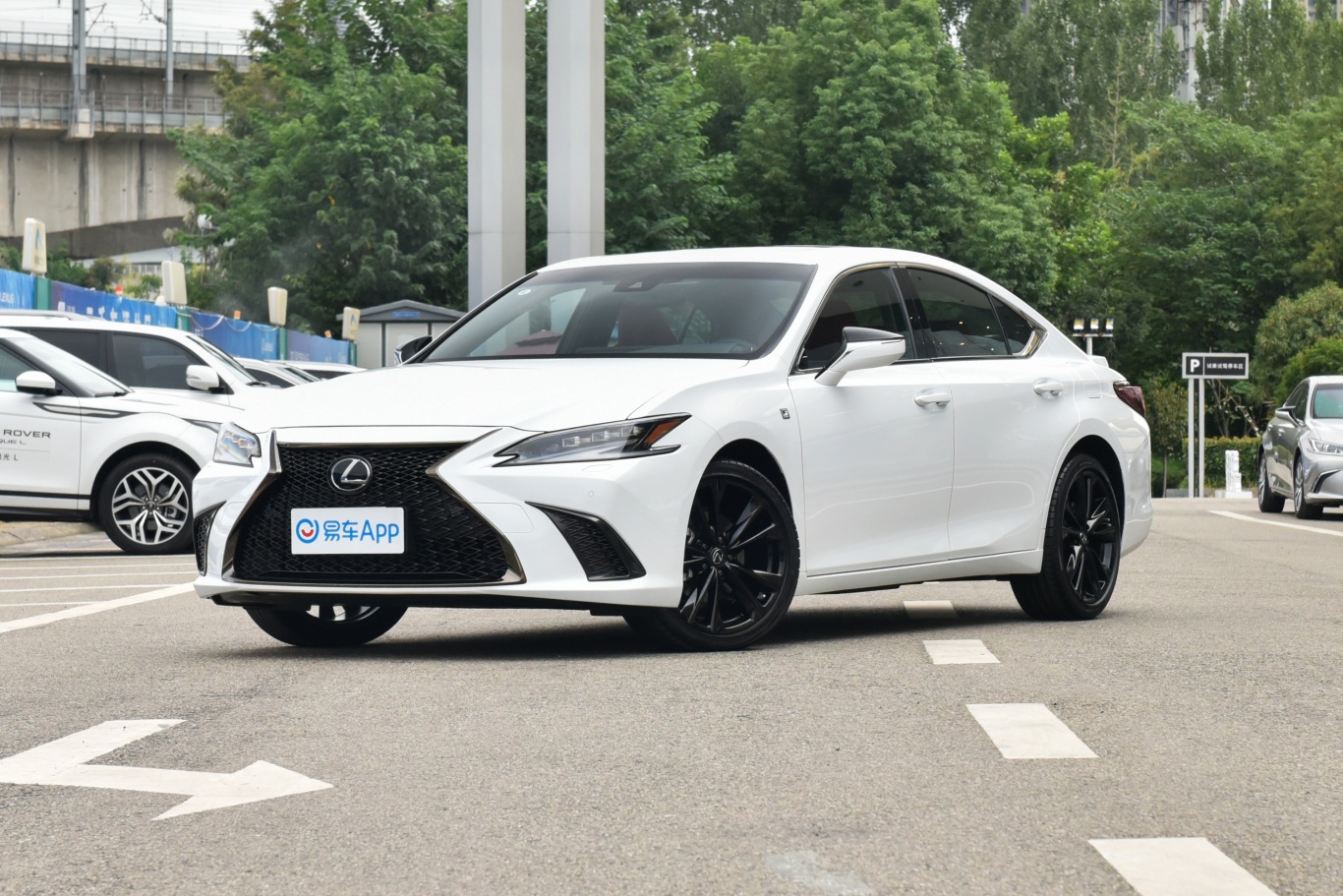 【雷克萨斯ES260 F SPORT侧前45度车头向左水平图片-汽车图片大全】-易车
