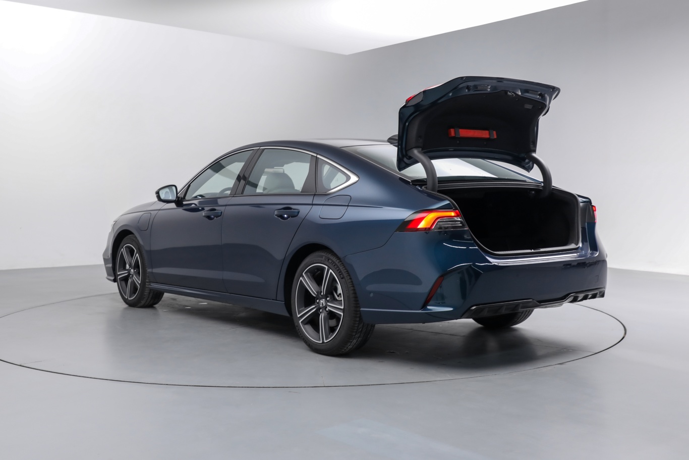 【英仕派 e:PHEV2.0L 82km 智耀版后备厢开启45度侧拍图片-汽车图片大全】-易车