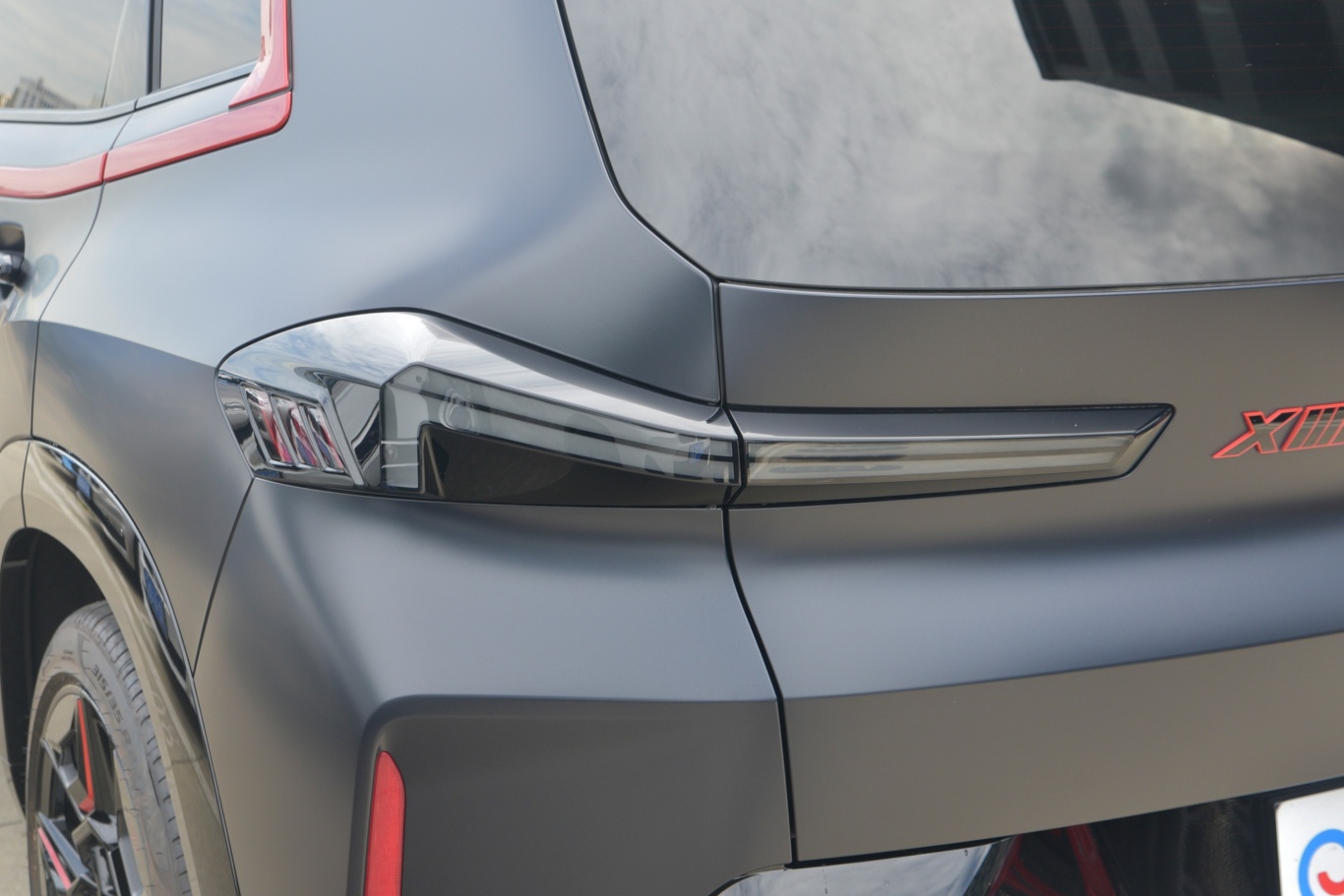 【宝马XM4.4T 78km Label Red限量版尾灯侧45度俯拍图片-汽车图片大全】-易车