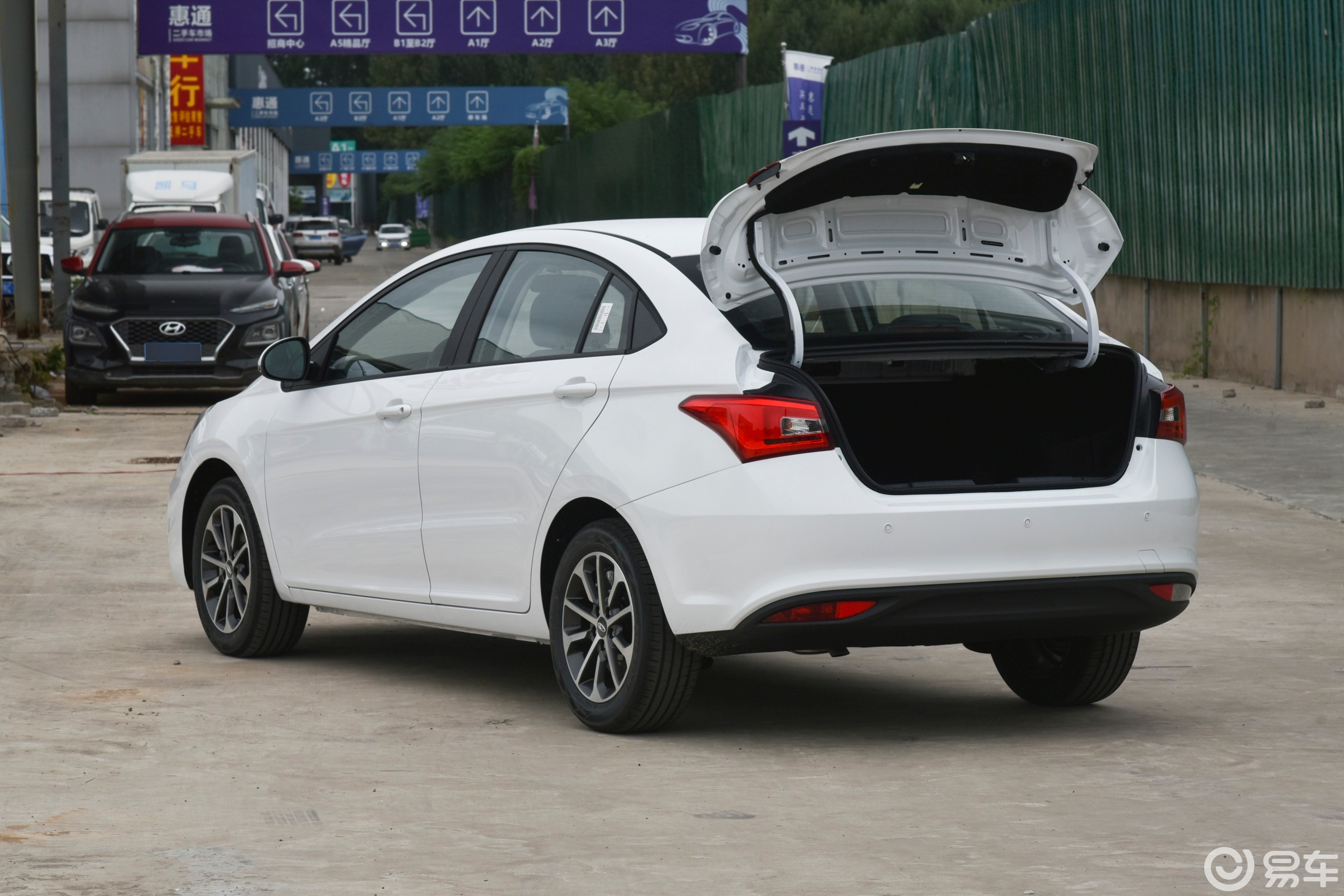 【艾瑞泽51.5L CVT风尚型后备厢开启45度侧拍图片-汽车图片大全】-易车