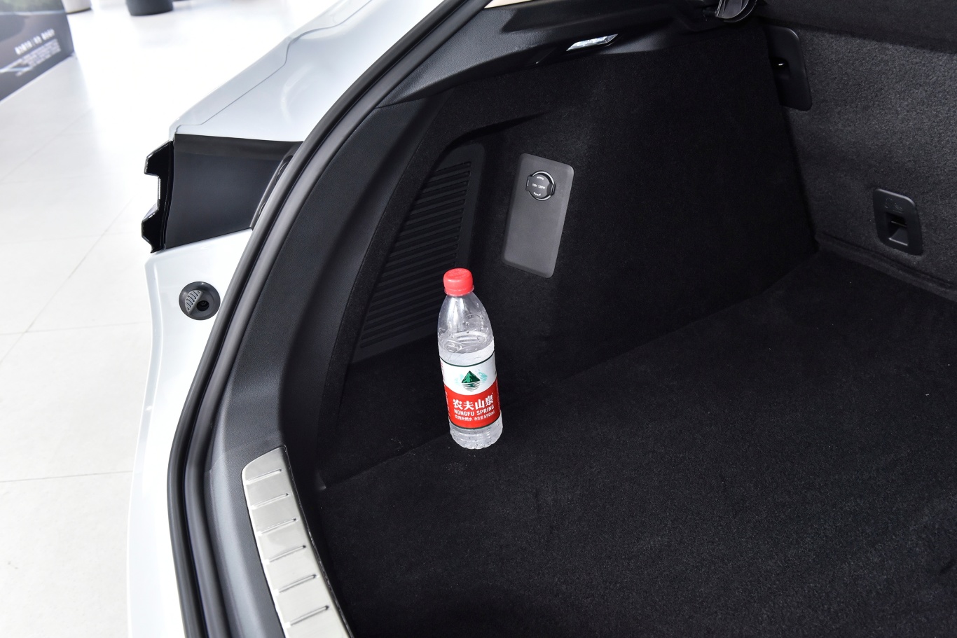 【问界M5纯电版 620km 后驱标准版后备厢图片-汽车图片大全】-易车