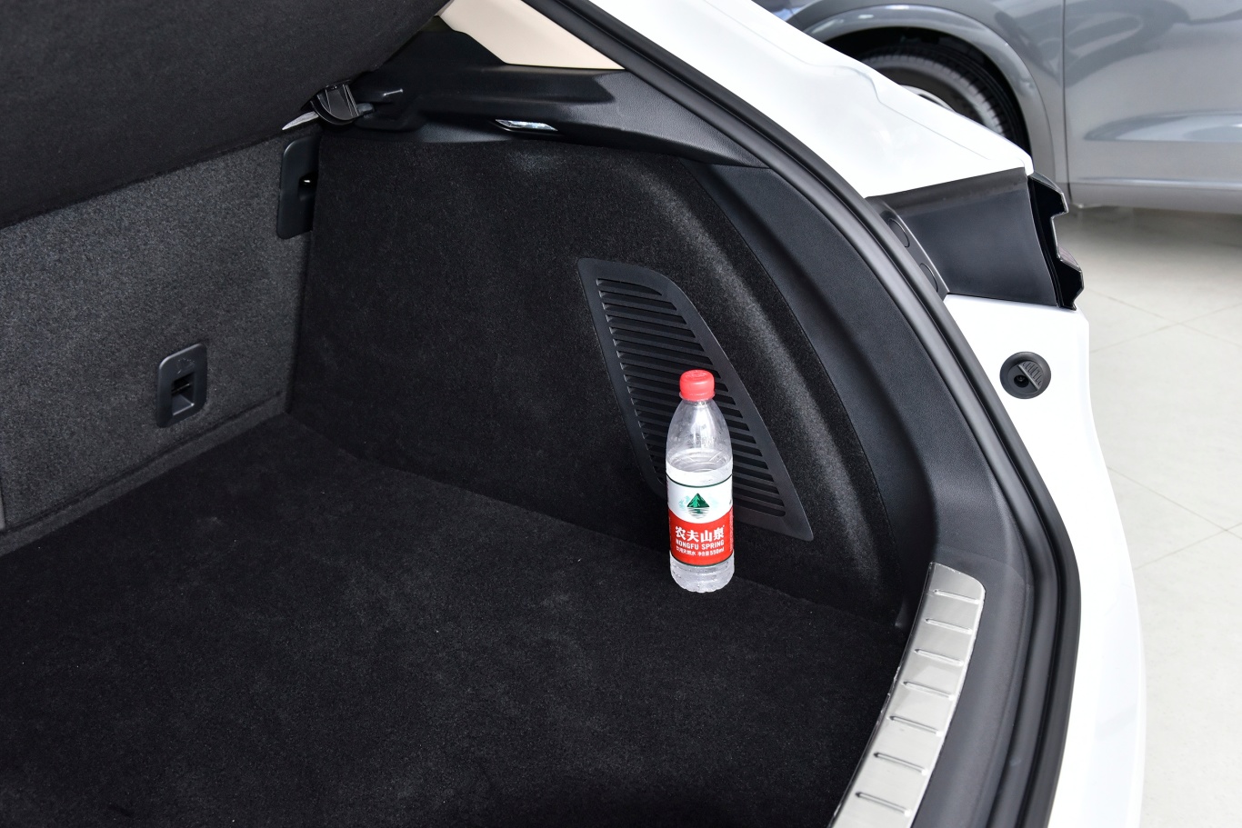 【问界M5纯电版 620km 后驱标准版后备厢图片-汽车图片大全】-易车