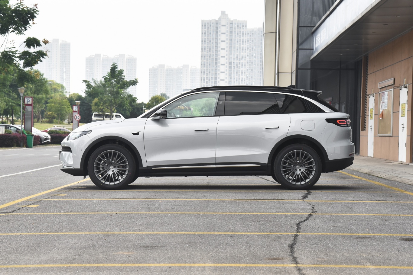 【零跑C11 增程版300km 300智享版正侧车头向左水平图片-汽车图片大全】-易车