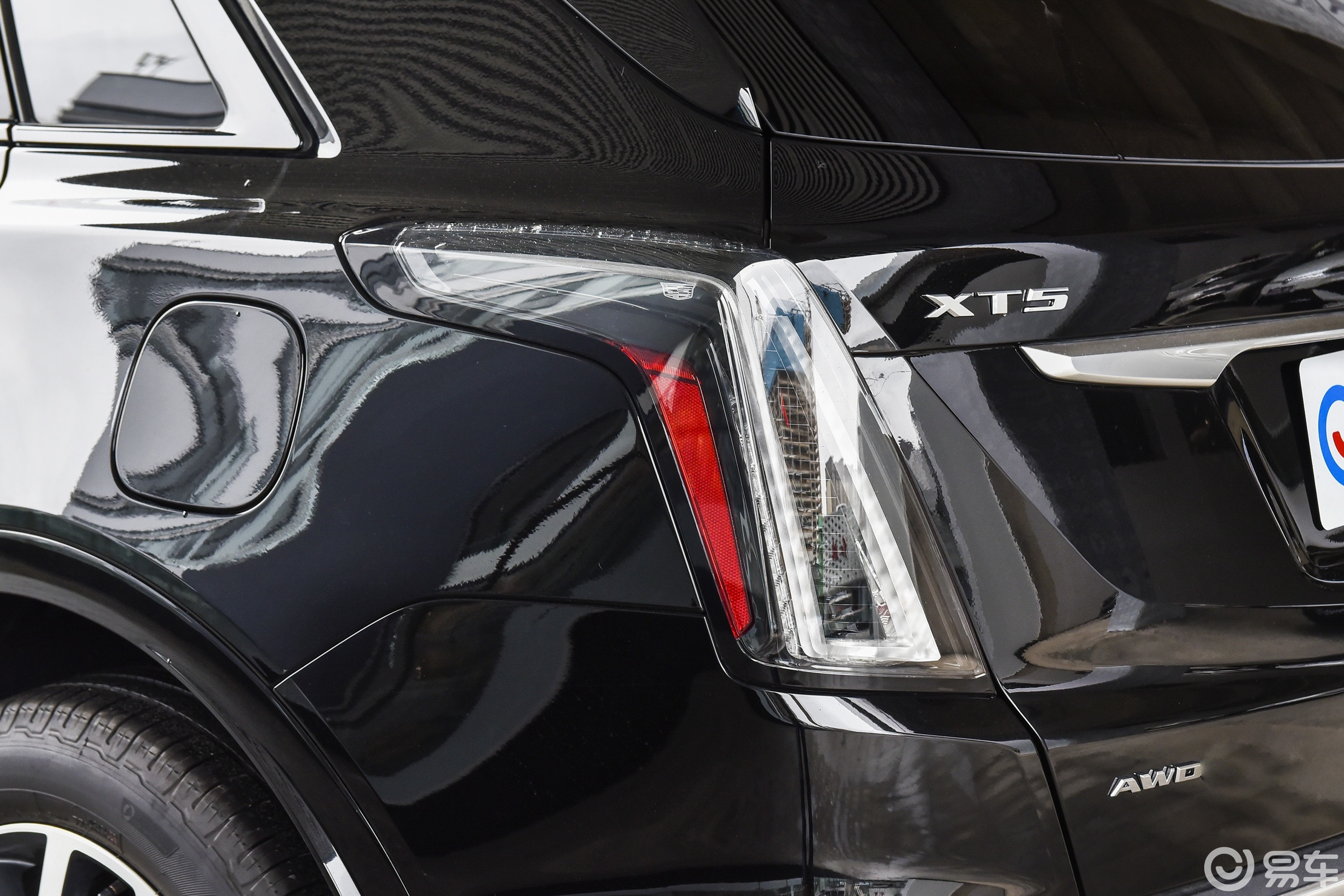 【凯迪拉克XT5轻混 2.0T 四驱尊贵型至臻版尾灯侧45度俯拍图片-汽车图片大全】-易车