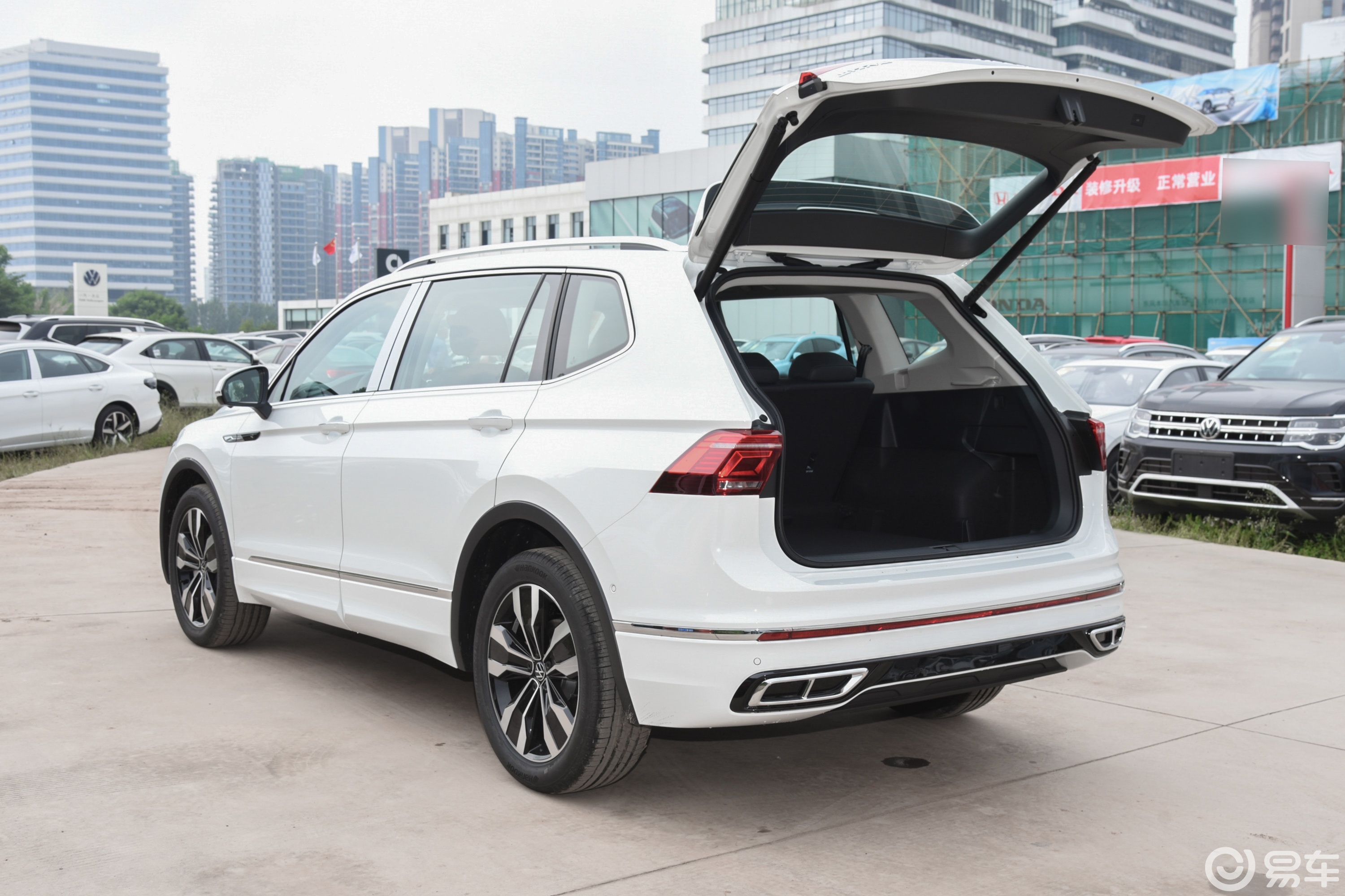 【途观L330TSI 两驱R-Line越享版 5座后备厢开启45度侧拍图片-汽车图片大全】-易车