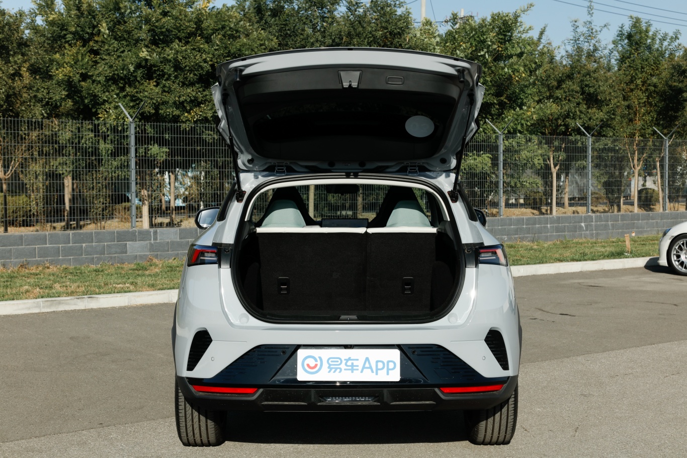 【领克06 EM-PEM-P 1.5L 126km 长续航Pro后备厢图片-汽车图片大全】-易车