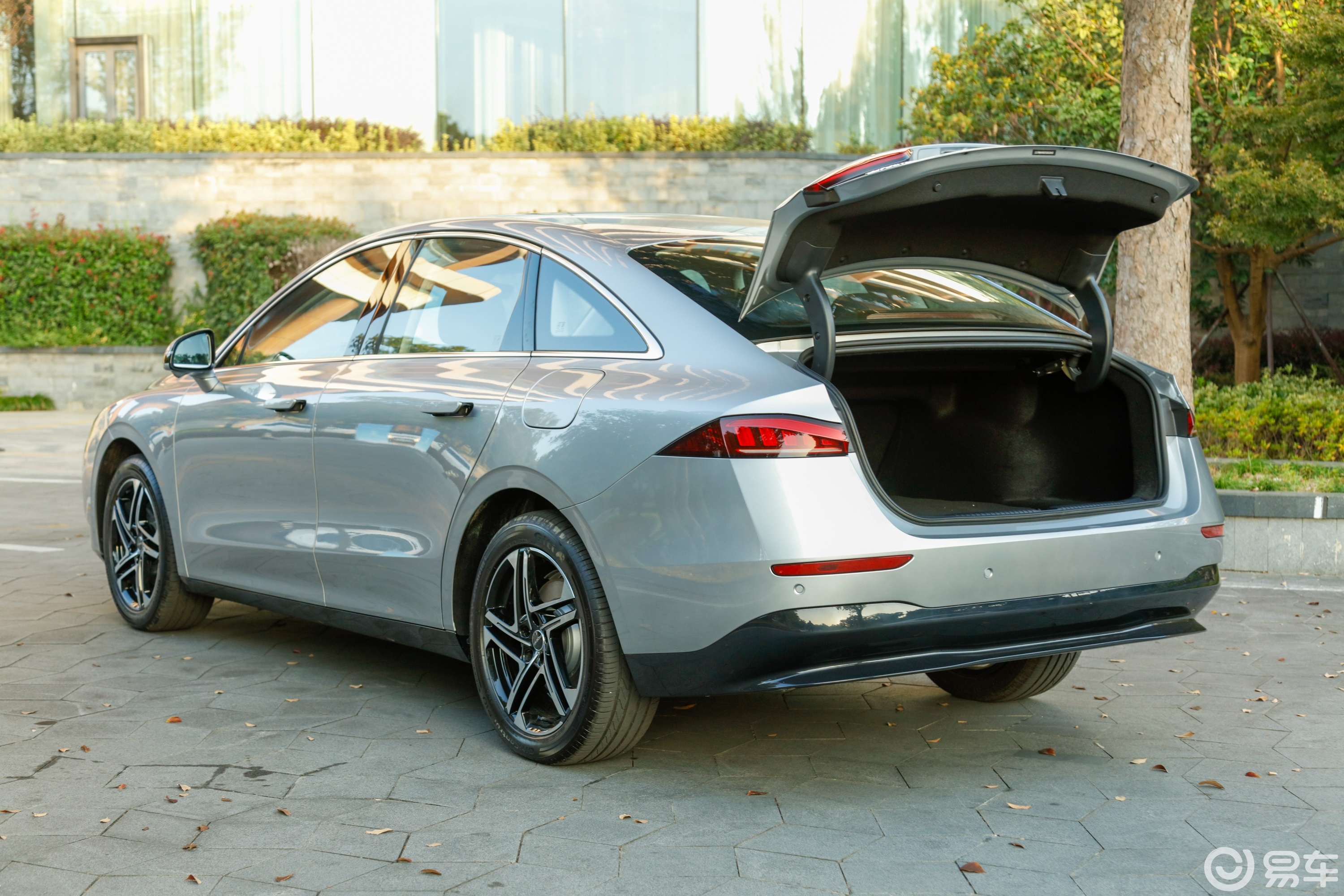 【荣威D7纯电动 610km 后驱旗舰版后备厢开启45度侧拍图片-汽车图片大全】-易车