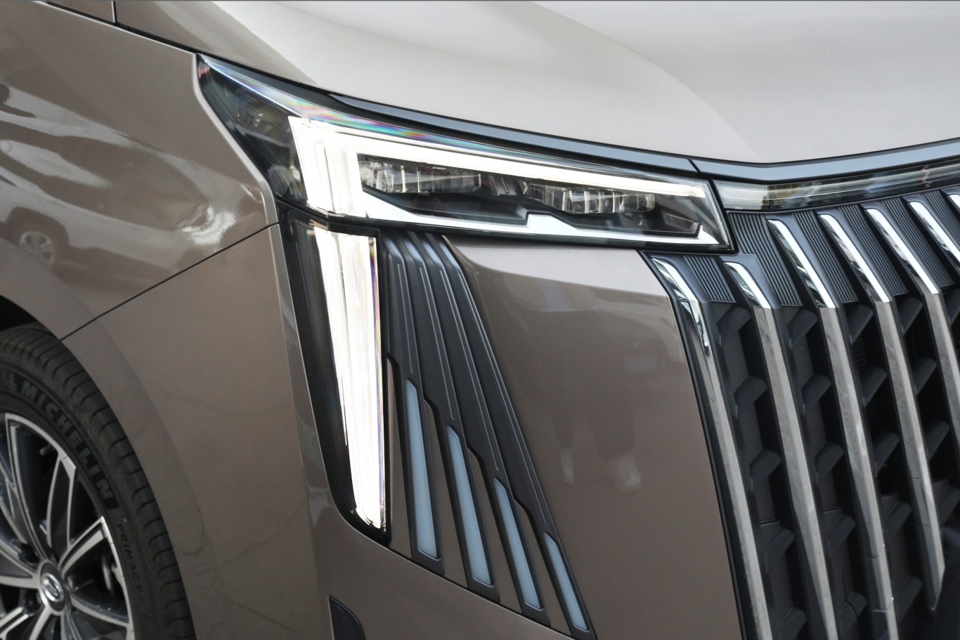 【传祺M8大师系列 2.0T 至尊版 7座大灯侧45度俯拍图片-汽车图片大全】-易车