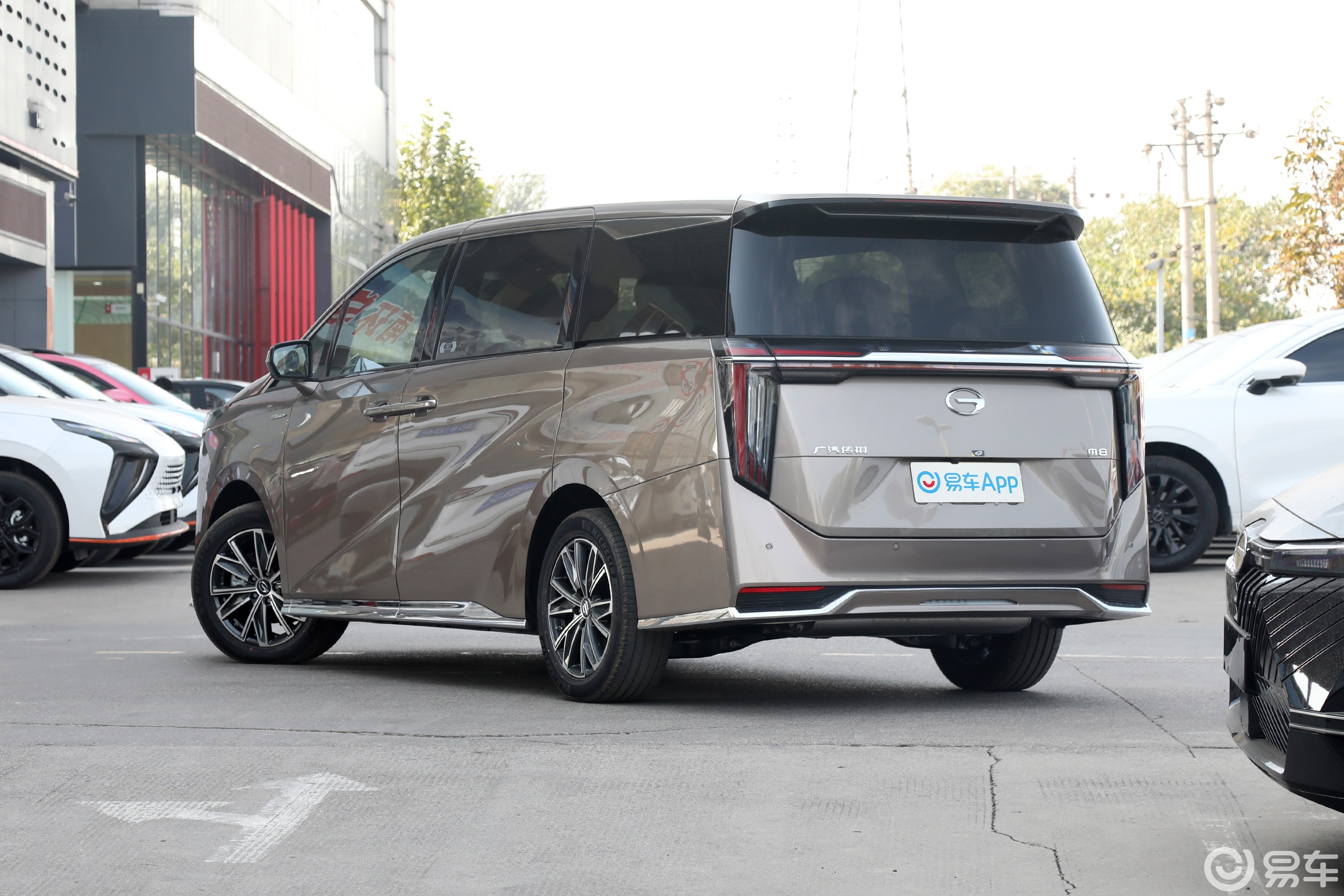 【传祺M8大师系列 2.0T 至尊版侧后45度车头向左水平图片-汽车图片大全】-易车