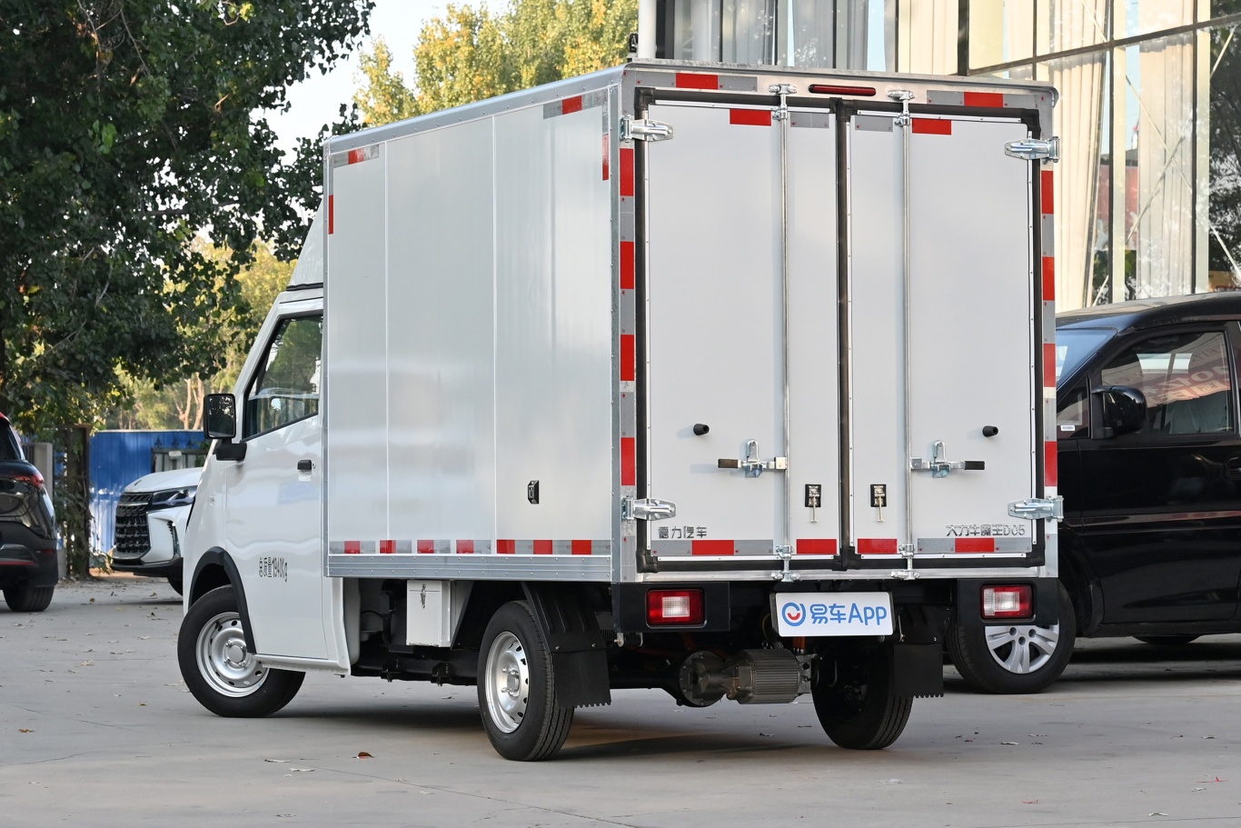 【大力牛魔王D05铁牛5号 180km 厢式车高顶舒适型侧后45度车头向左水平图片-汽车图片大全】-易车