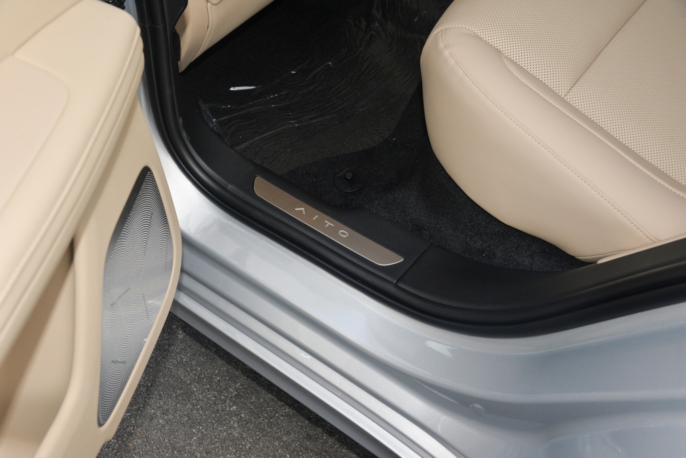 【问界M5增程版 235km 四驱标准版后排空间图片-汽车图片大全】-易车