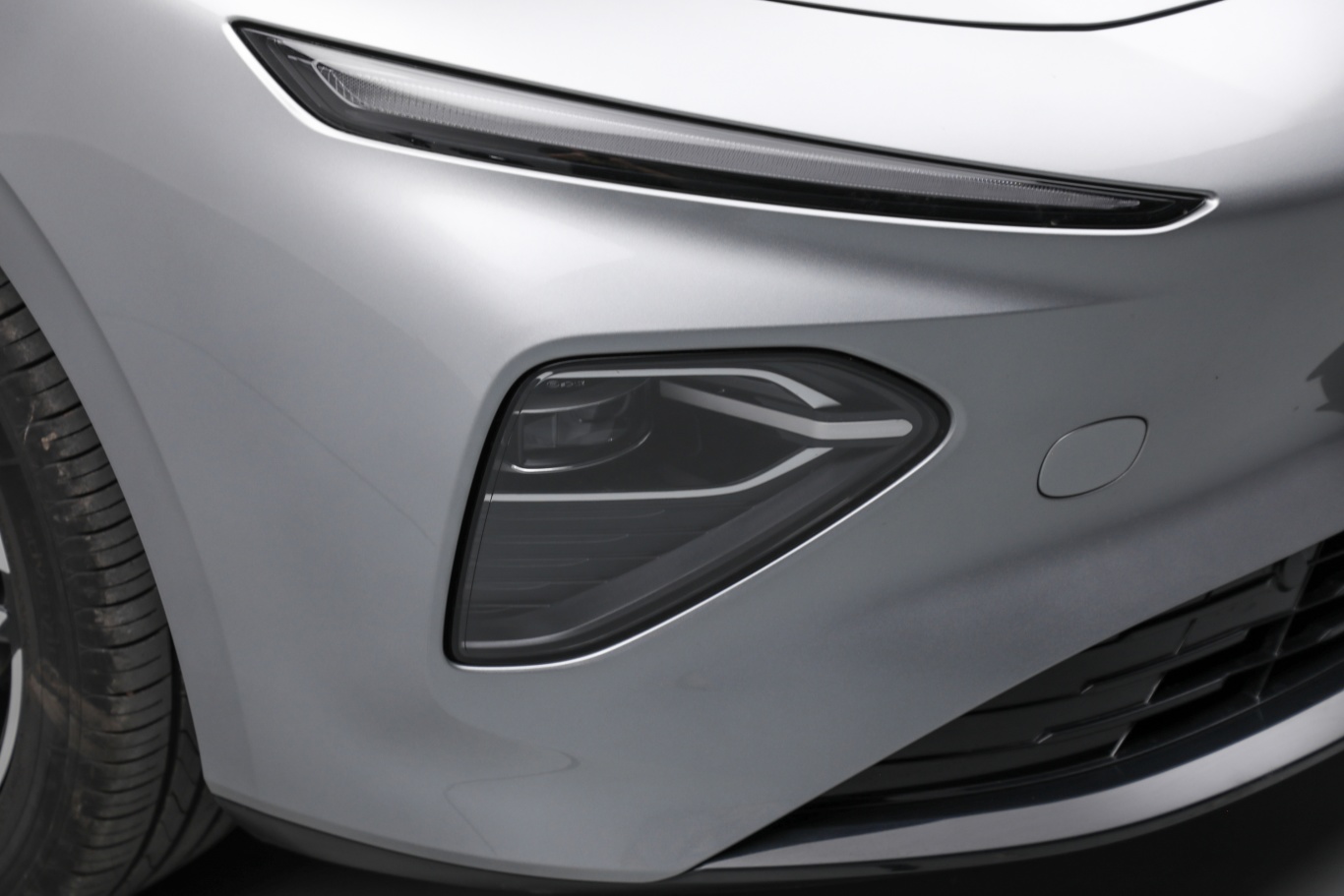 【荣威D7纯电动 610km 后驱旗舰版大灯侧45度俯拍图片-汽车图片大全】-易车