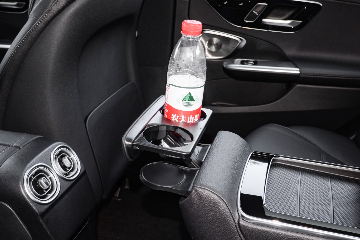 【奔驰C级改款 C 260 L 皓夜运动版后排杯架图片-汽车图片大全】-易车