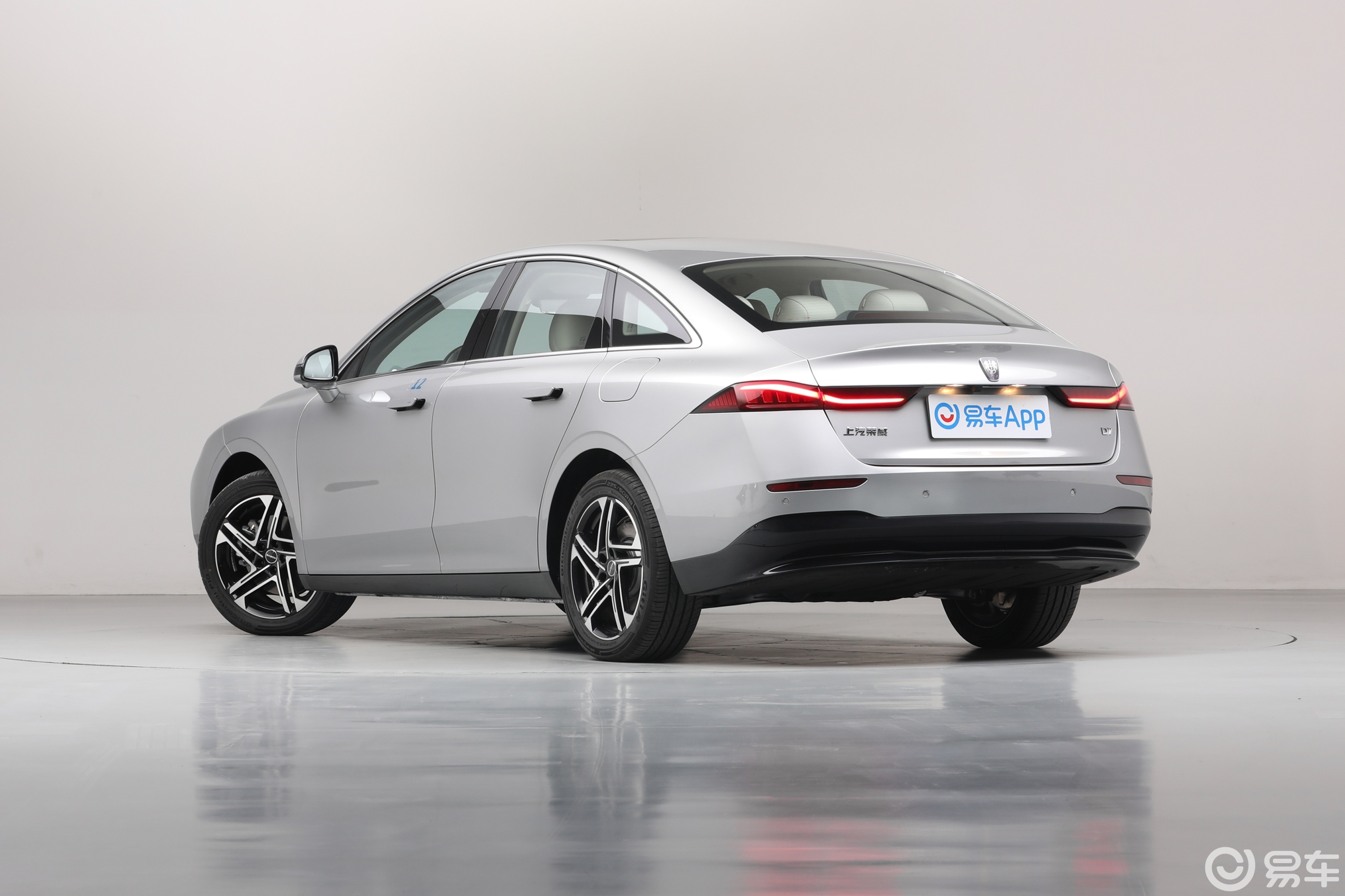 【荣威D7纯电动 610km 后驱旗舰版侧后45度车头向左水平图片-汽车图片大全】-易车