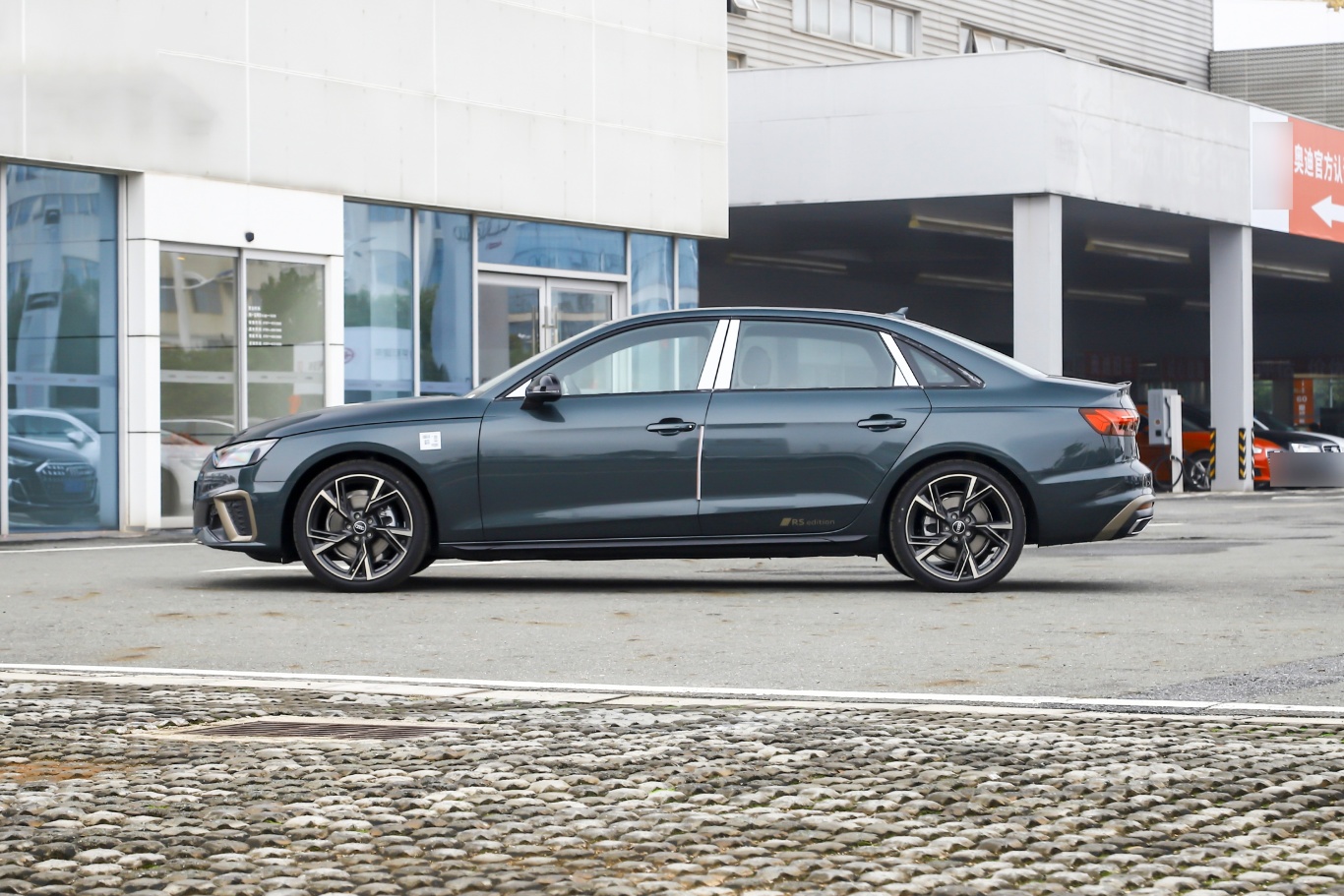 【奥迪A4L40 TFSI quattro RS套件燃速型正侧车头向左水平图片-汽车图片大全】-易车