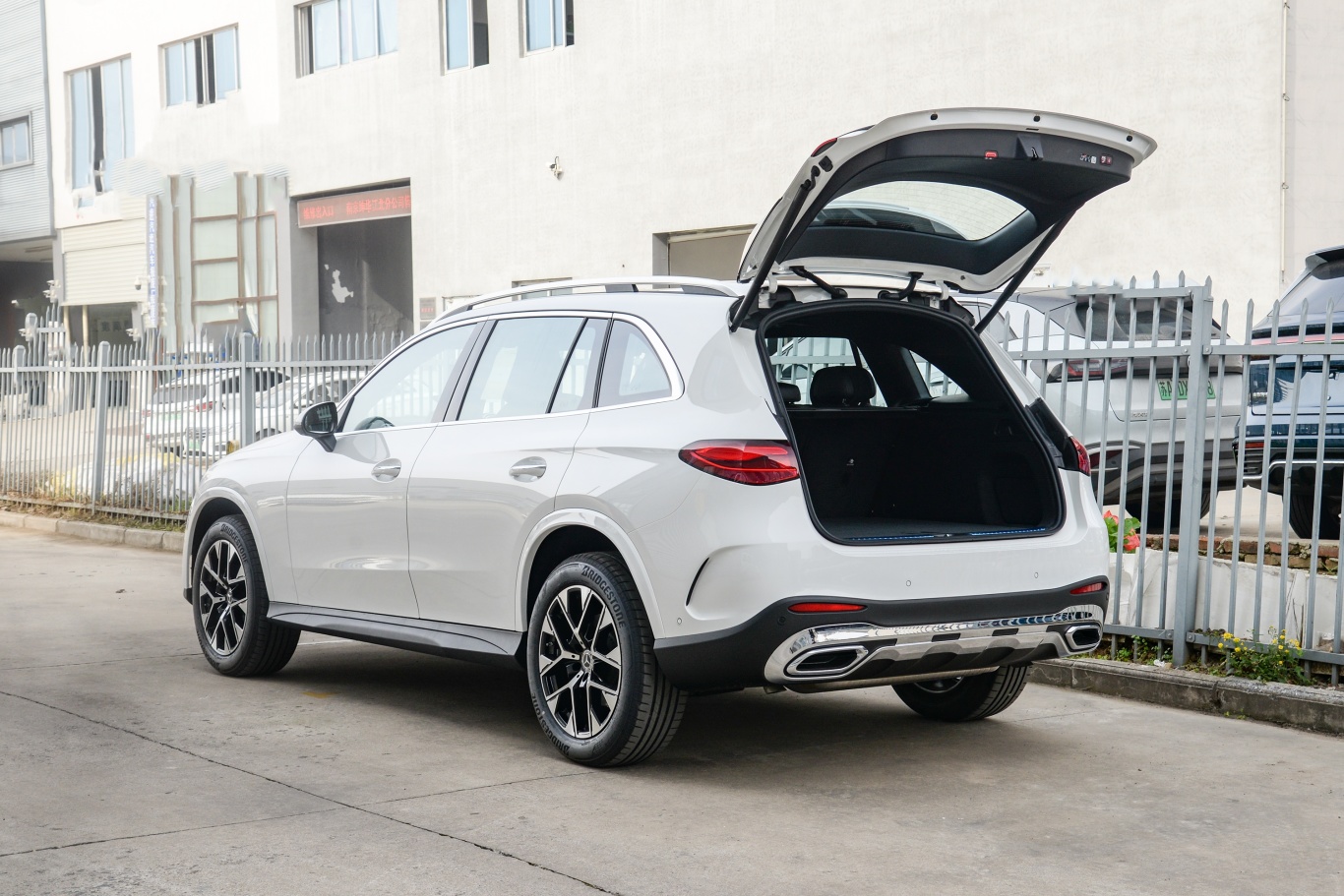 【奔驰GLC改款 GLC 260 L 4MATIC 豪华型 5座后备厢开启45度侧拍图片-汽车图片大全】-易车