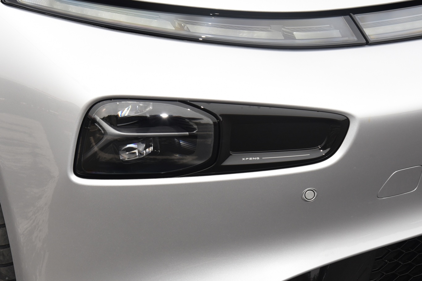 【小鹏P7P7i 550 后驱Pro大灯侧45度俯拍图片-汽车图片大全】-易车