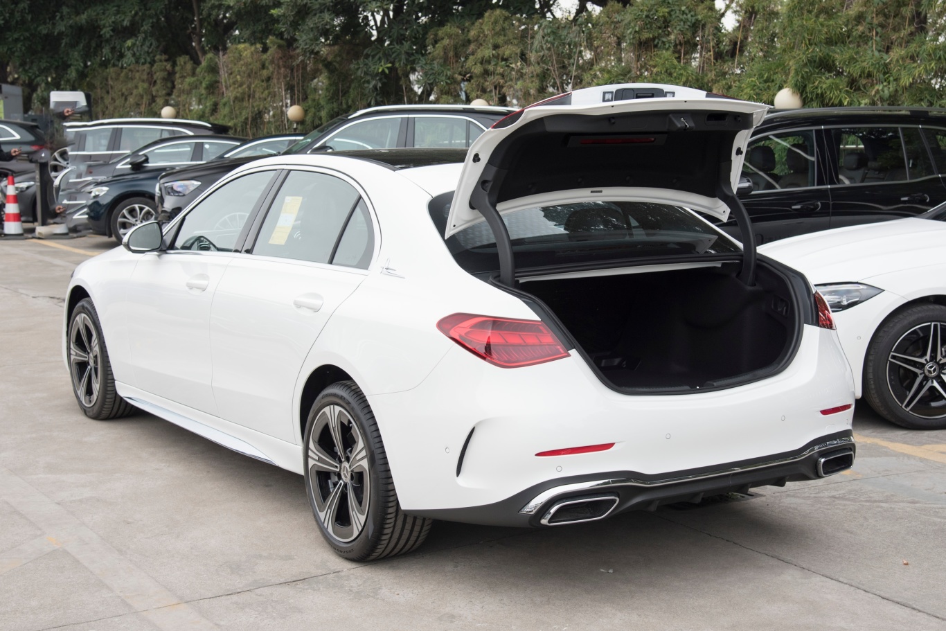 【奔驰C级改款 C 260 L 4MATIC 运动版后备厢开启45度侧拍图片-汽车图片大全】-易车