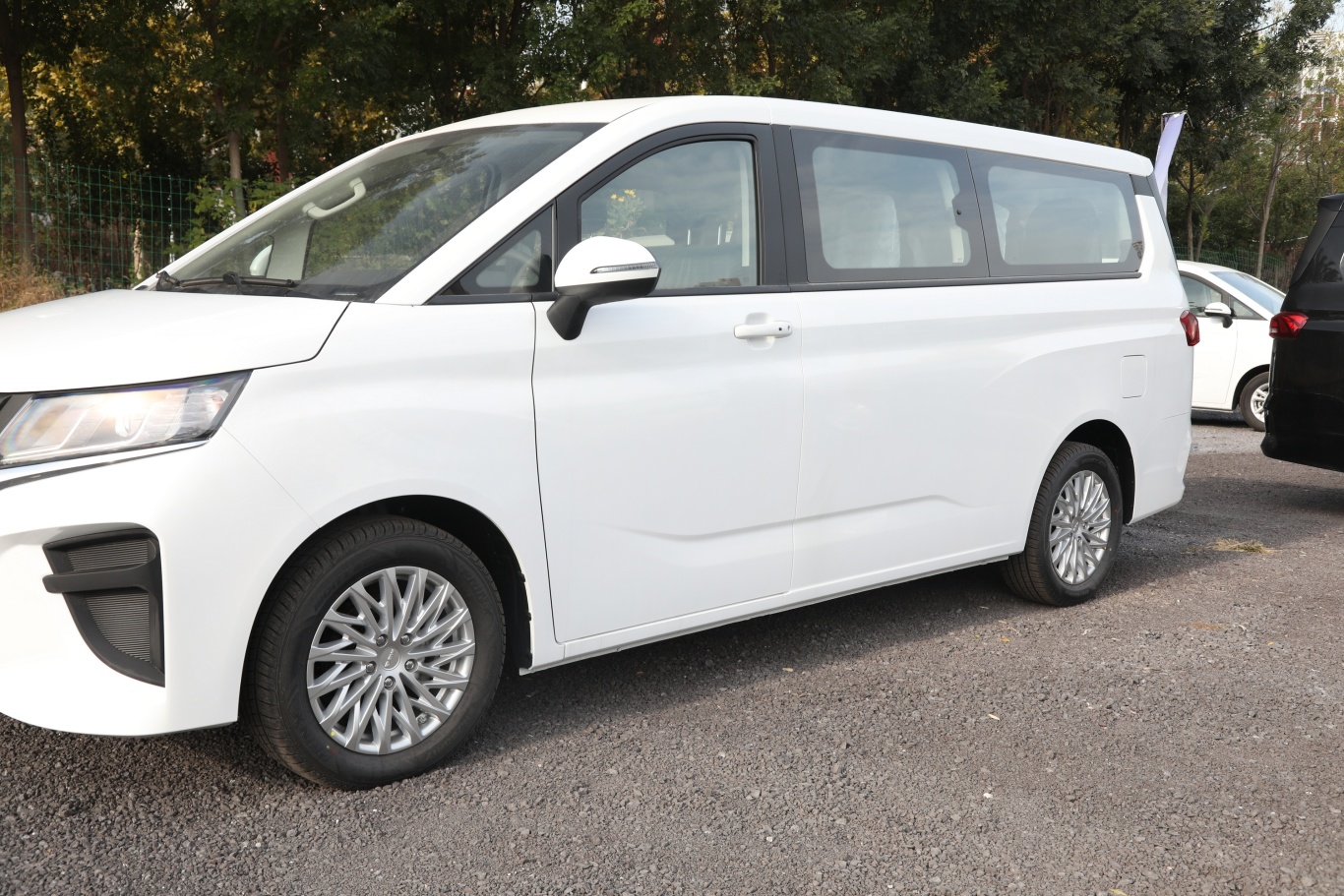 【锐胜王牌M72.0L 自动长轴创享型 9座外观细节图片-汽车图片大全】-易车