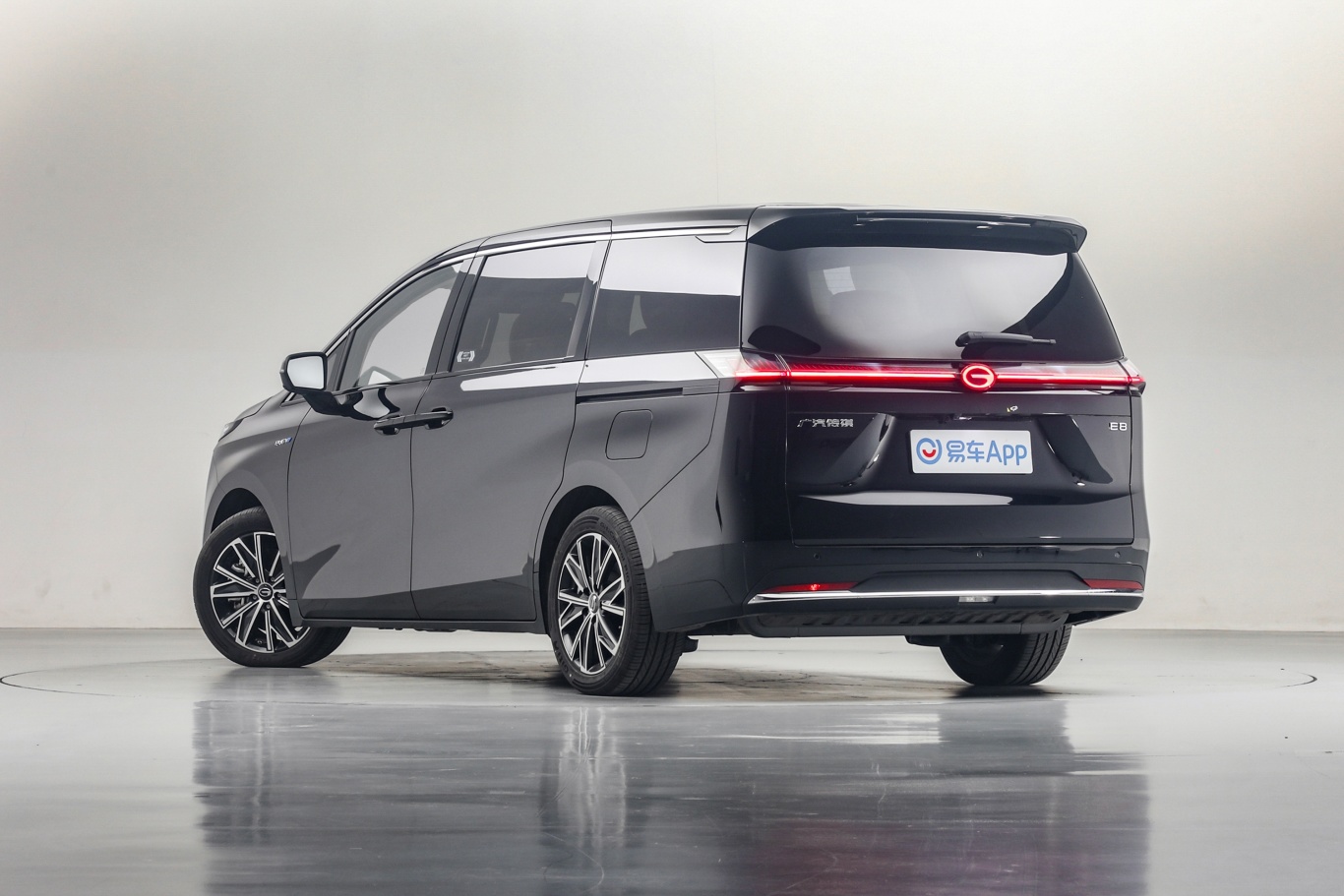 【传祺E8新能源2.0L 150km MAX侧后45度车头向左水平图片-汽车图片大全】-易车