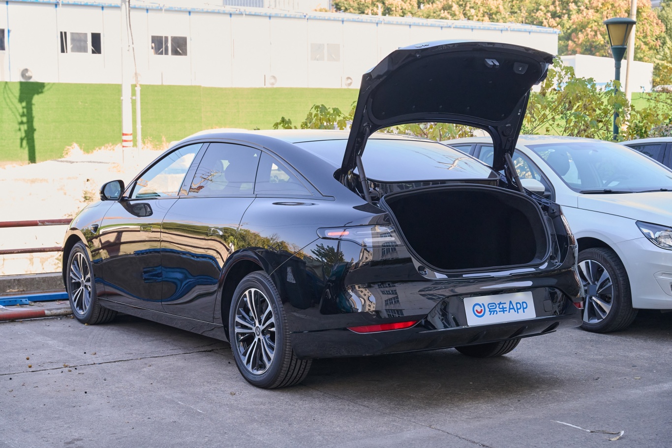 【零跑C01525km 525后驱智行版后备厢开启45度侧拍图片-汽车图片大全】-易车