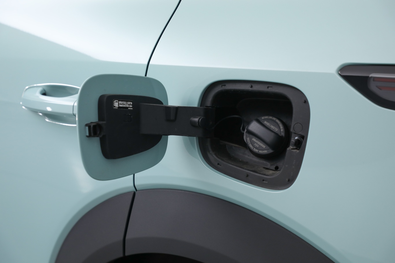【领克06 EM-PEM-P 1.5L 126km 长续航Halo油箱盖图片-汽车图片大全】-易车
