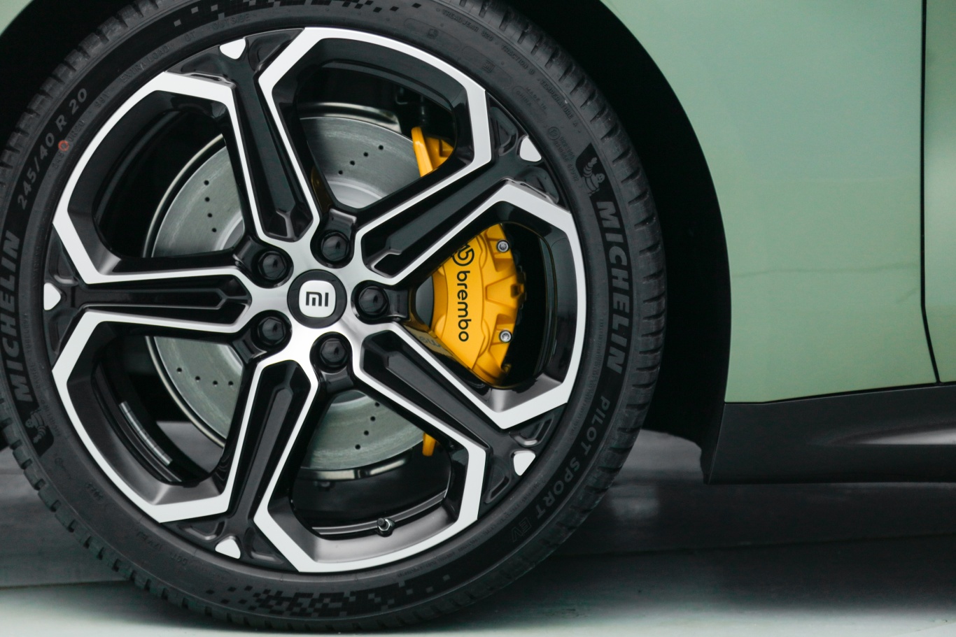 【小米SU7800km 四驱Max超长续航高阶智驾版前刹车卡钳图片-汽车图片大全】-易车