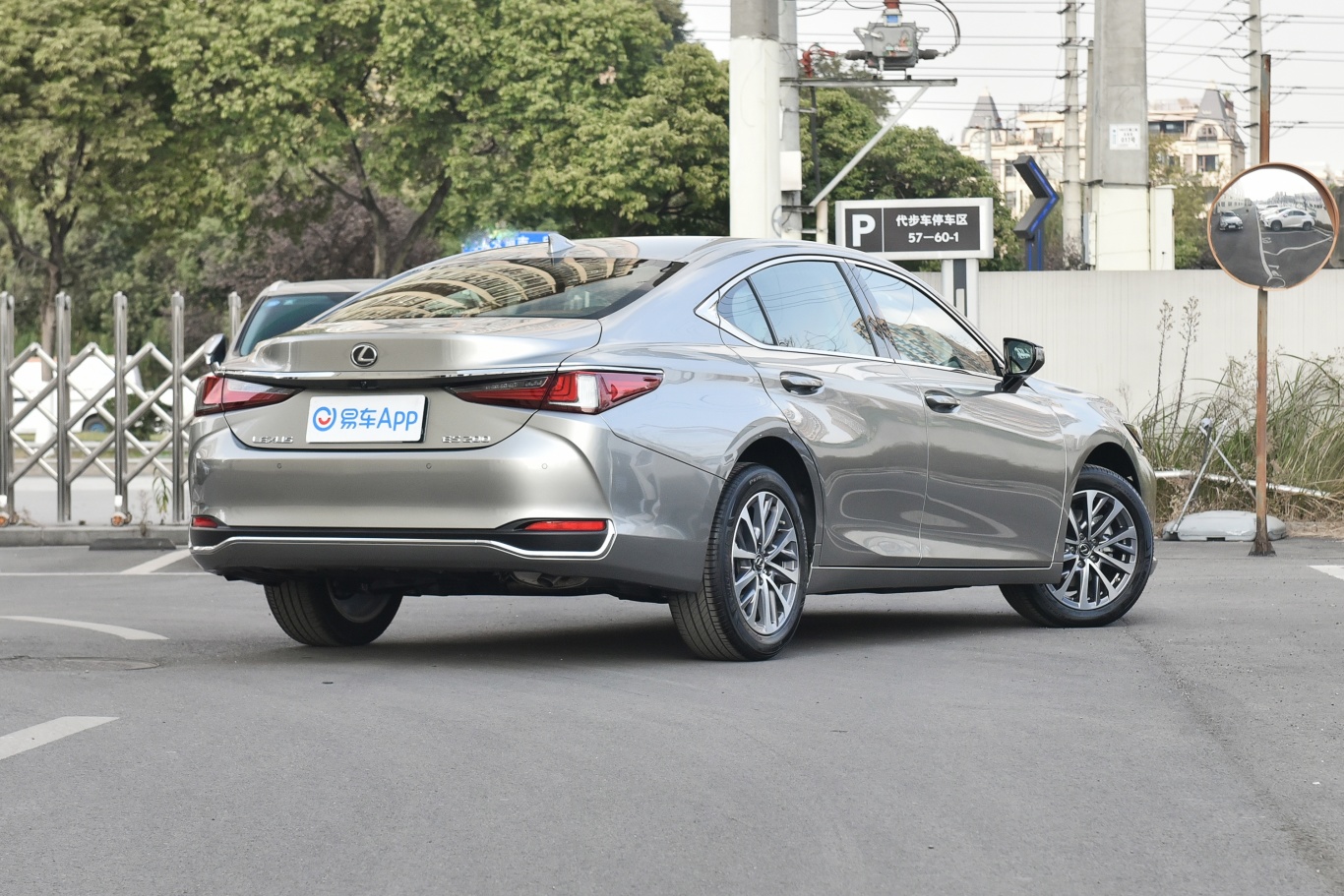 【雷克萨斯ES200 豪华版侧后45度车头向右水平图片-汽车图片大全】-易车