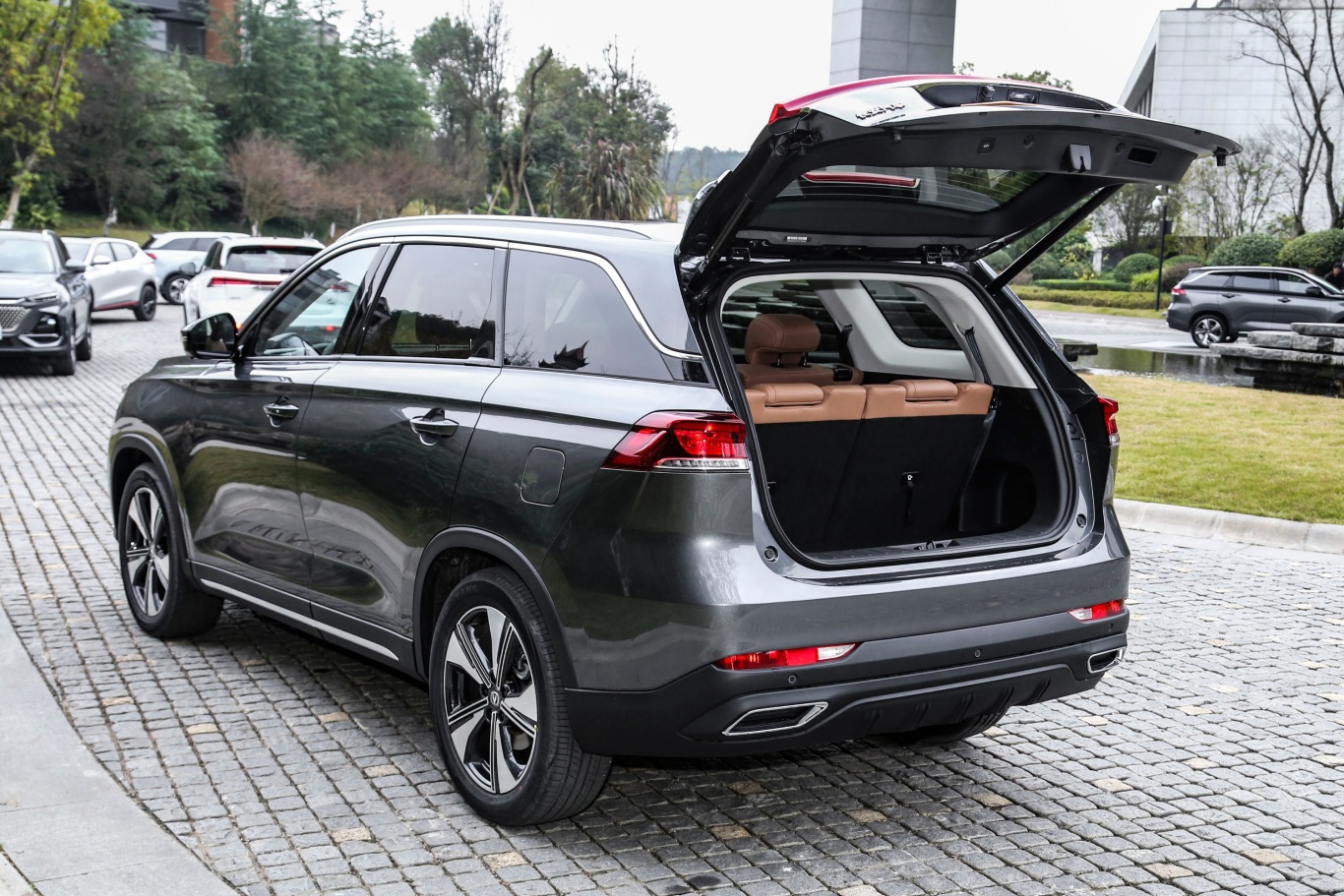 【长安X7 PLUS1.5T 双离合尊耀型 7座后备厢开启45度侧拍图片-汽车图片大全】-易车