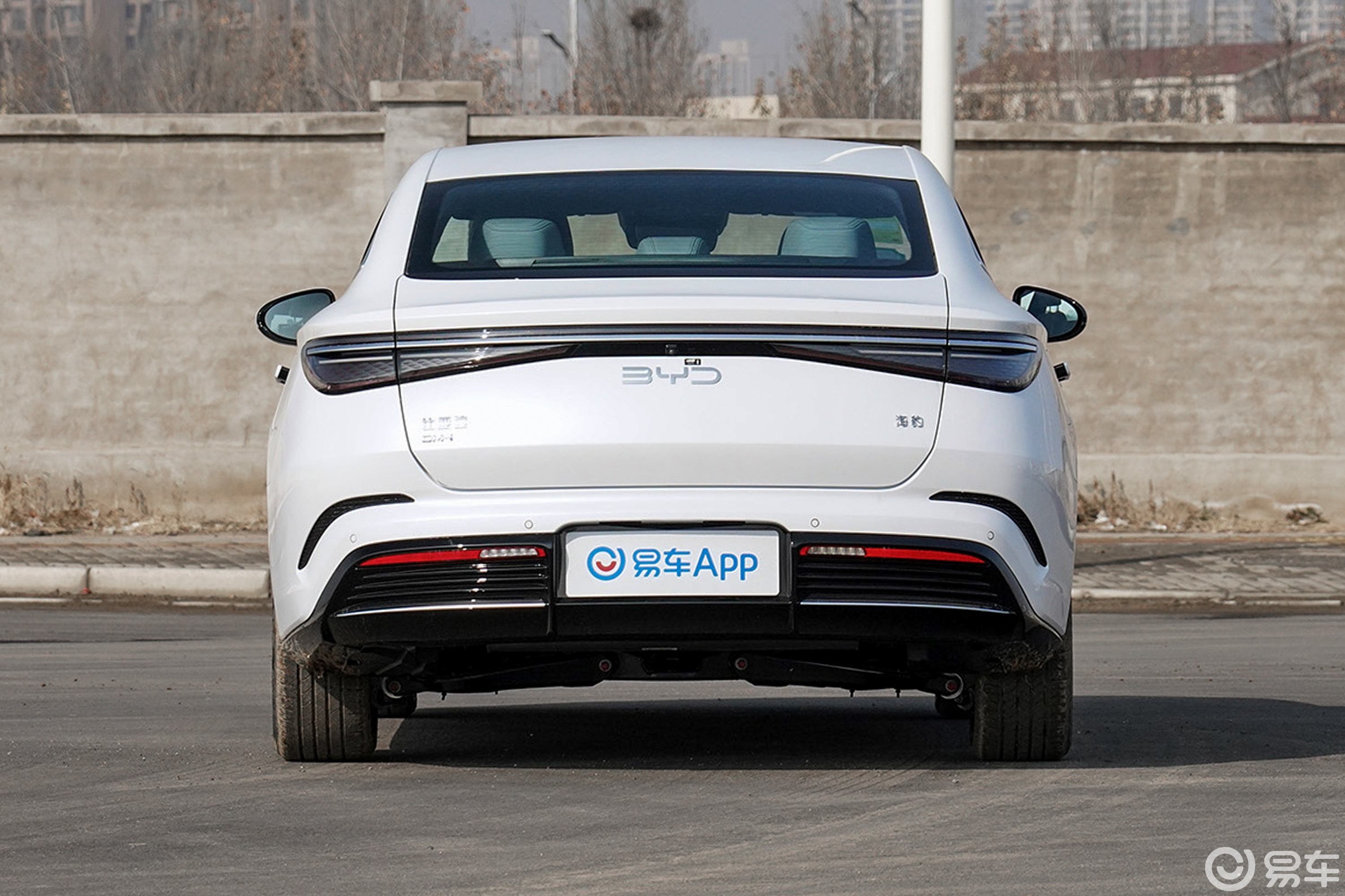 【海豹DM-i 1.5L 121km 精英型正后水平图片-汽车图片大全】-易车