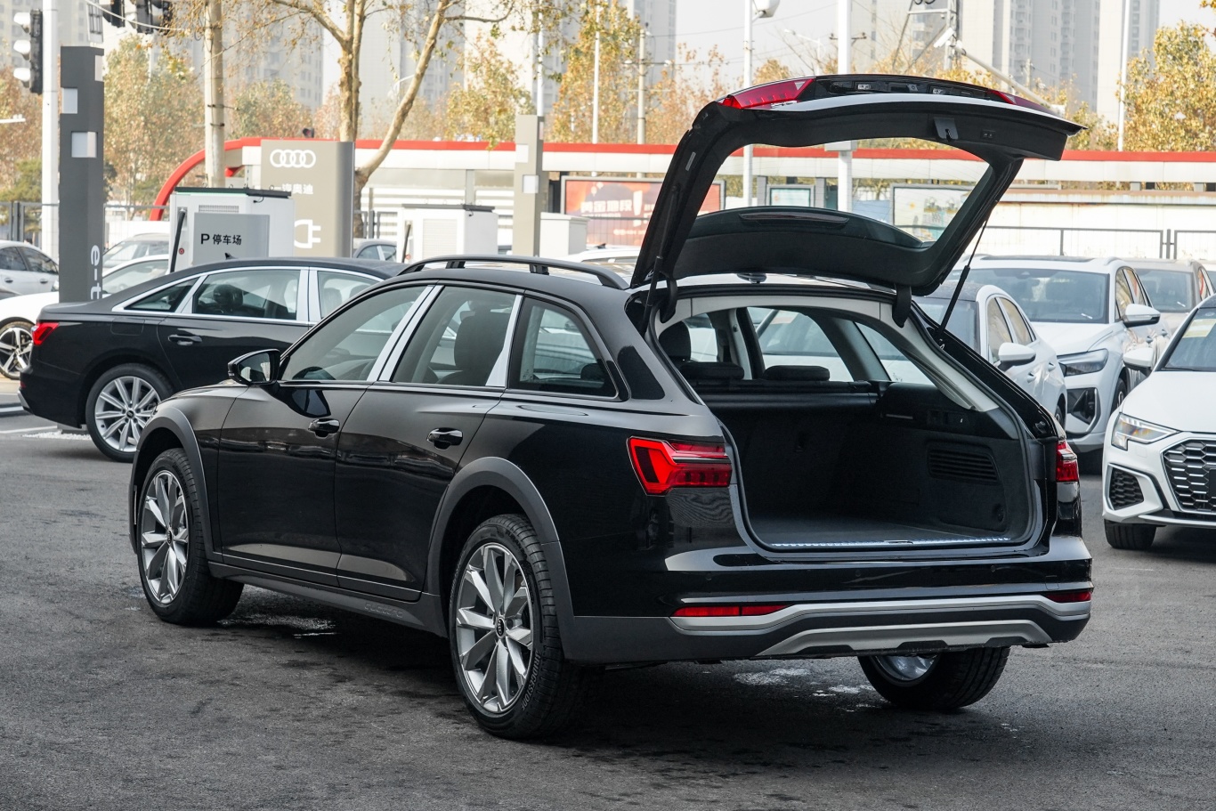 【奥迪A6Allroad 探索家 55 TFSI quattro 尊享越野型后备厢开启45度侧拍图片-汽车图片大全】-易车