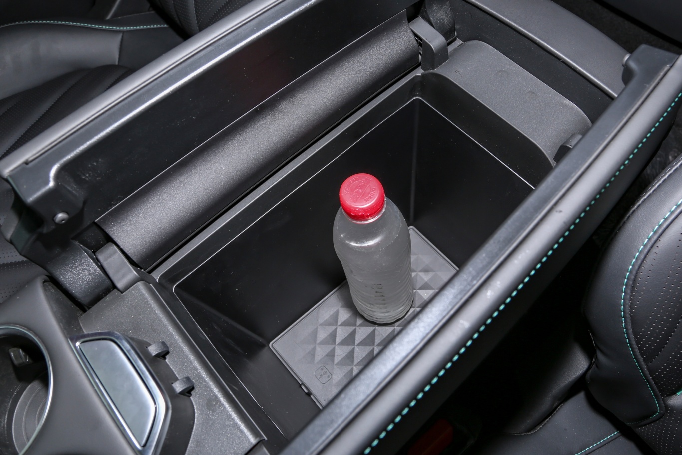 【深蓝SL03增程版 135km Plus前排扶手箱储物格图片-汽车图片大全】-易车