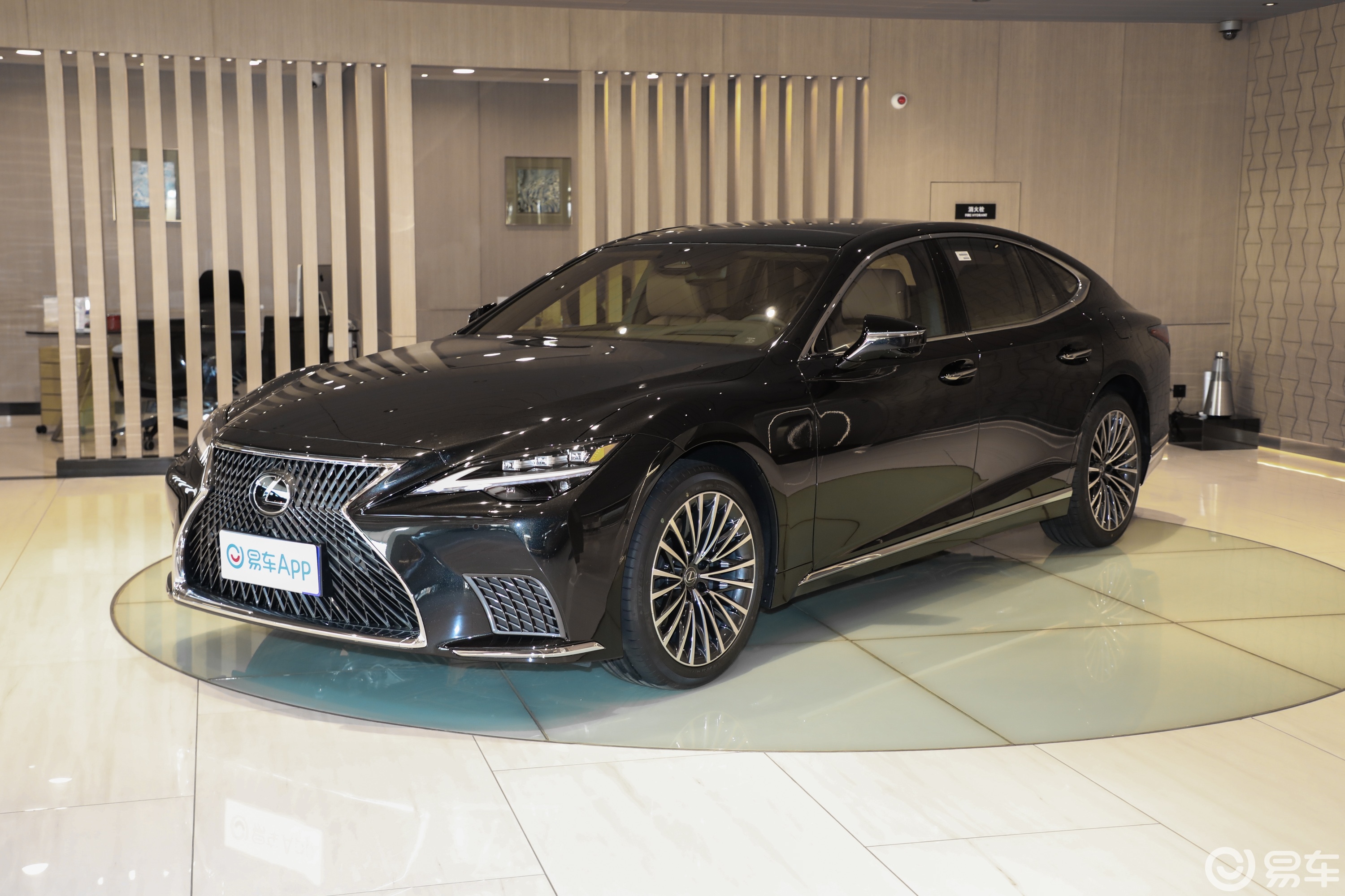 【雷克萨斯LS500h 行政版侧前45度车头向左水平图片-汽车图片大全】-易车