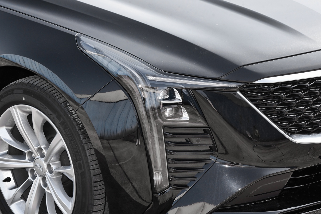 【凯迪拉克CT528T 豪华型Pro大灯侧45度俯拍图片-汽车图片大全】-易车