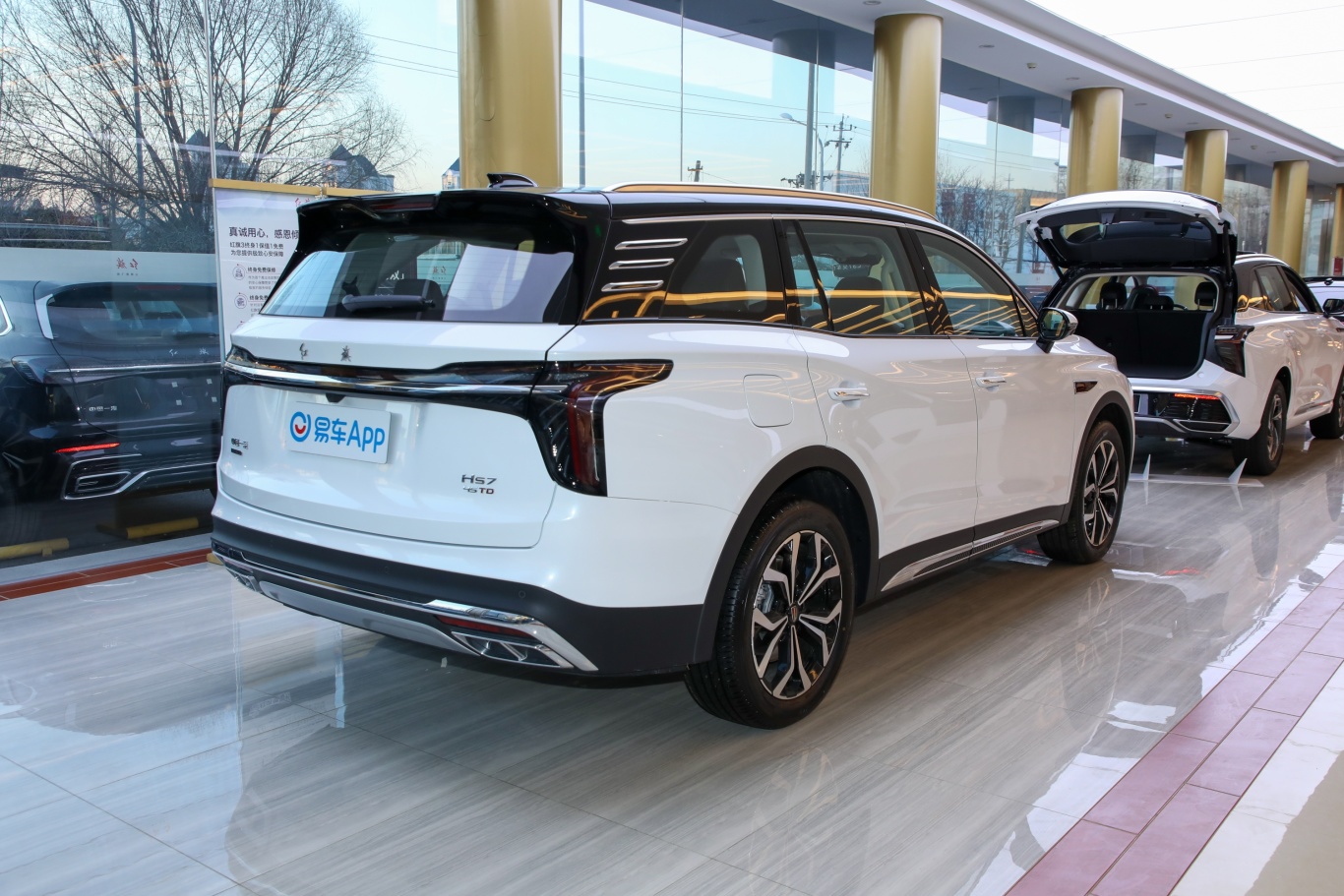 【红旗HS72.0T 四驱旗畅版 6座侧后45度车头向右水平图片-汽车图片大全】-易车